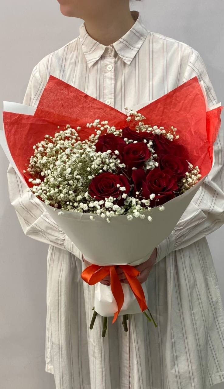 Букет Romashka FLOWERS "Лесли", роза, гипсофила, высота 30см