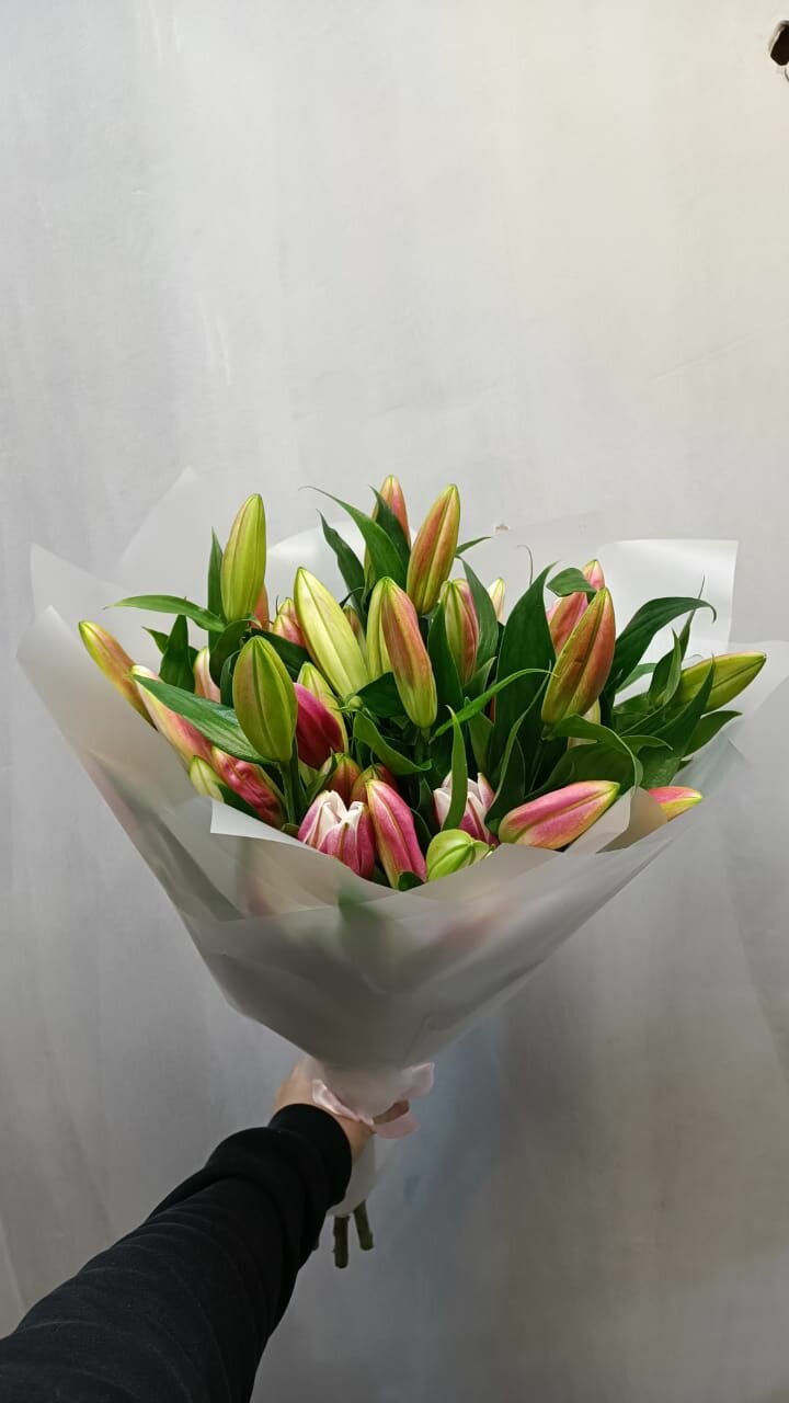 Прекрасный букет из 5 высоких и красивых лилий высотой 70 см