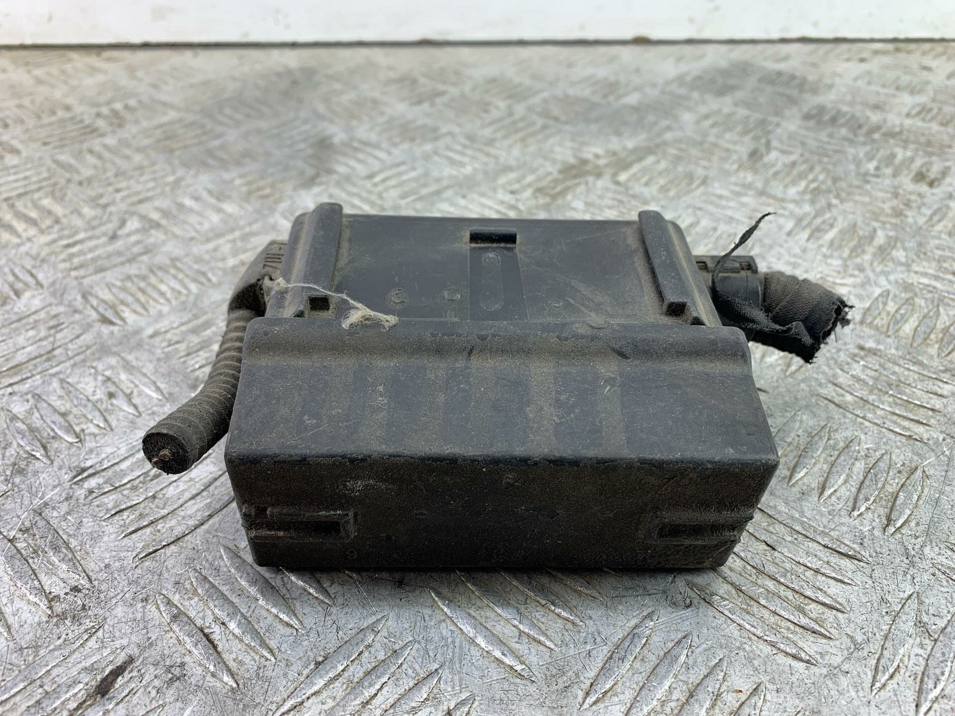 Блок реле и предохранителей Opel Vectra B 1997 90504535