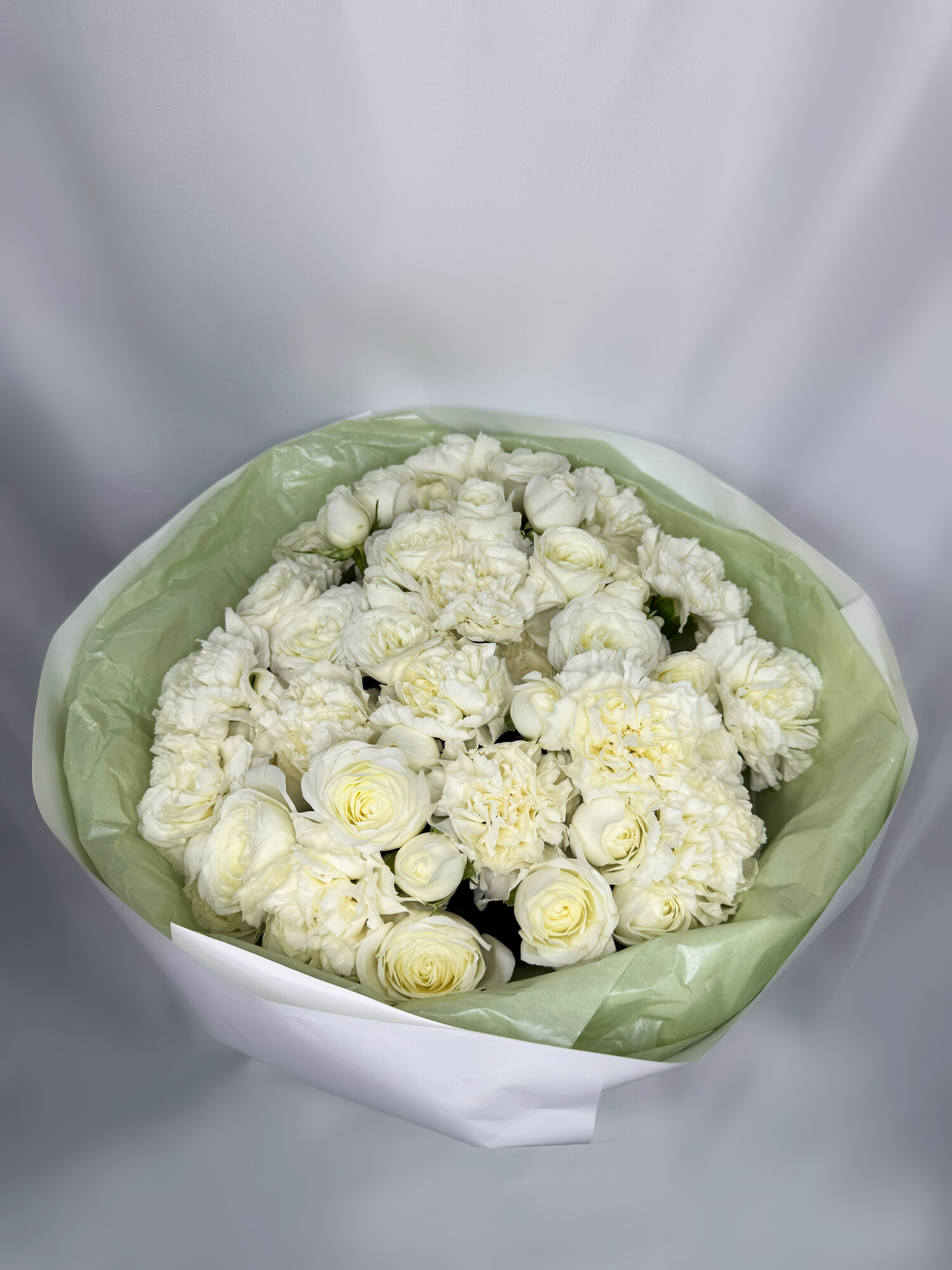 Букет «White» из диантусов и кустовой розы в подарочной упаковке