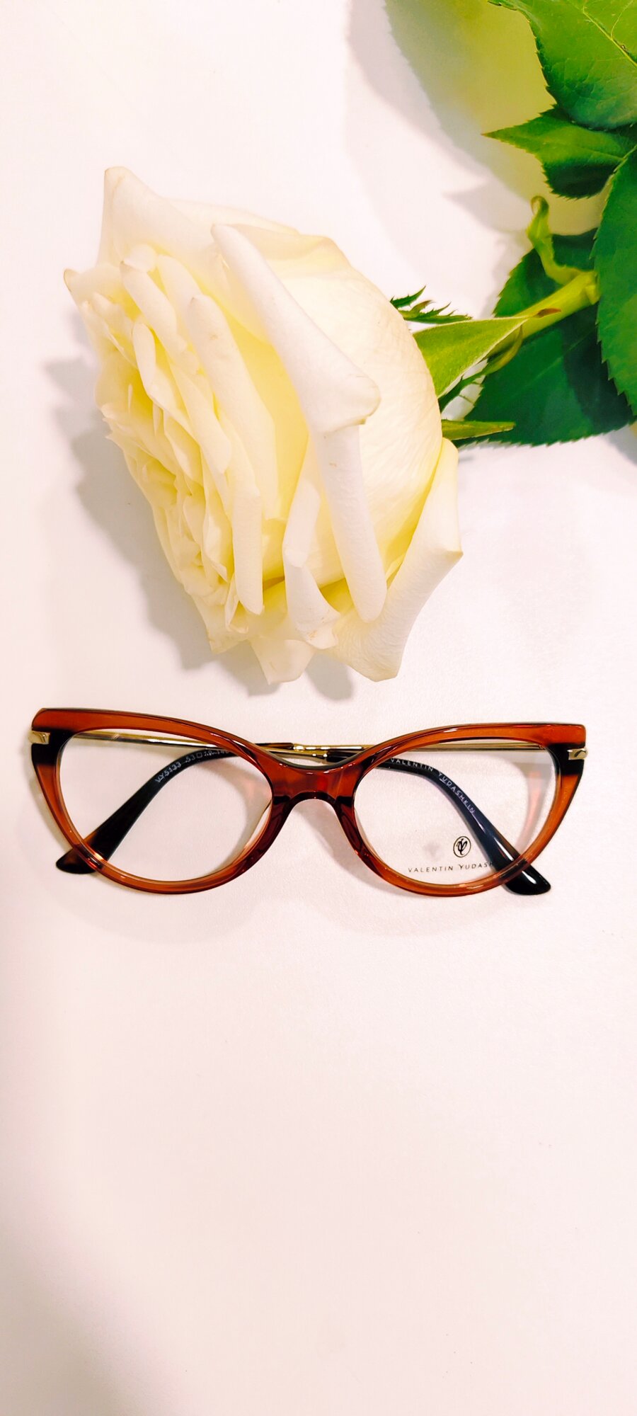 Оправа Valentin Yudashkin 5133 C300, в светло-бордовом цвете.