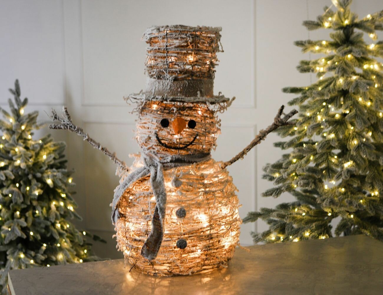Светящаяся фигура заснеженный снеговичок из ротанга, 50 теплых белых LED-огней, 70 см, Peha Magic TR-71185-1