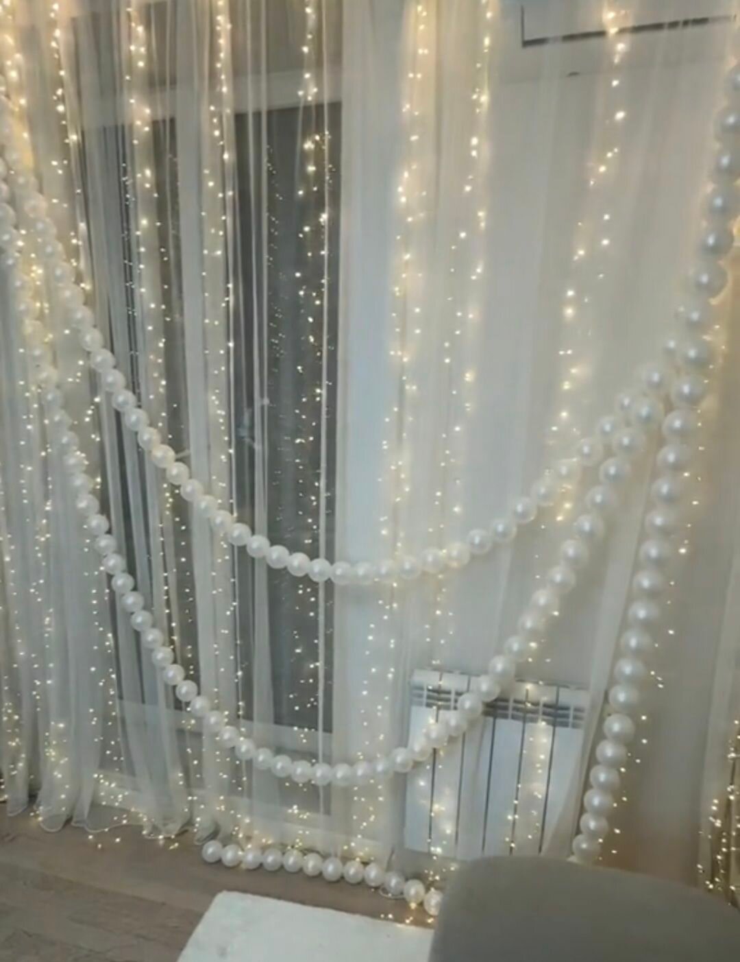 Ёлочная гирлянда "Бусы белые" из белых жемчужина шаров 2,5м (авторская работа) диаметр 7см