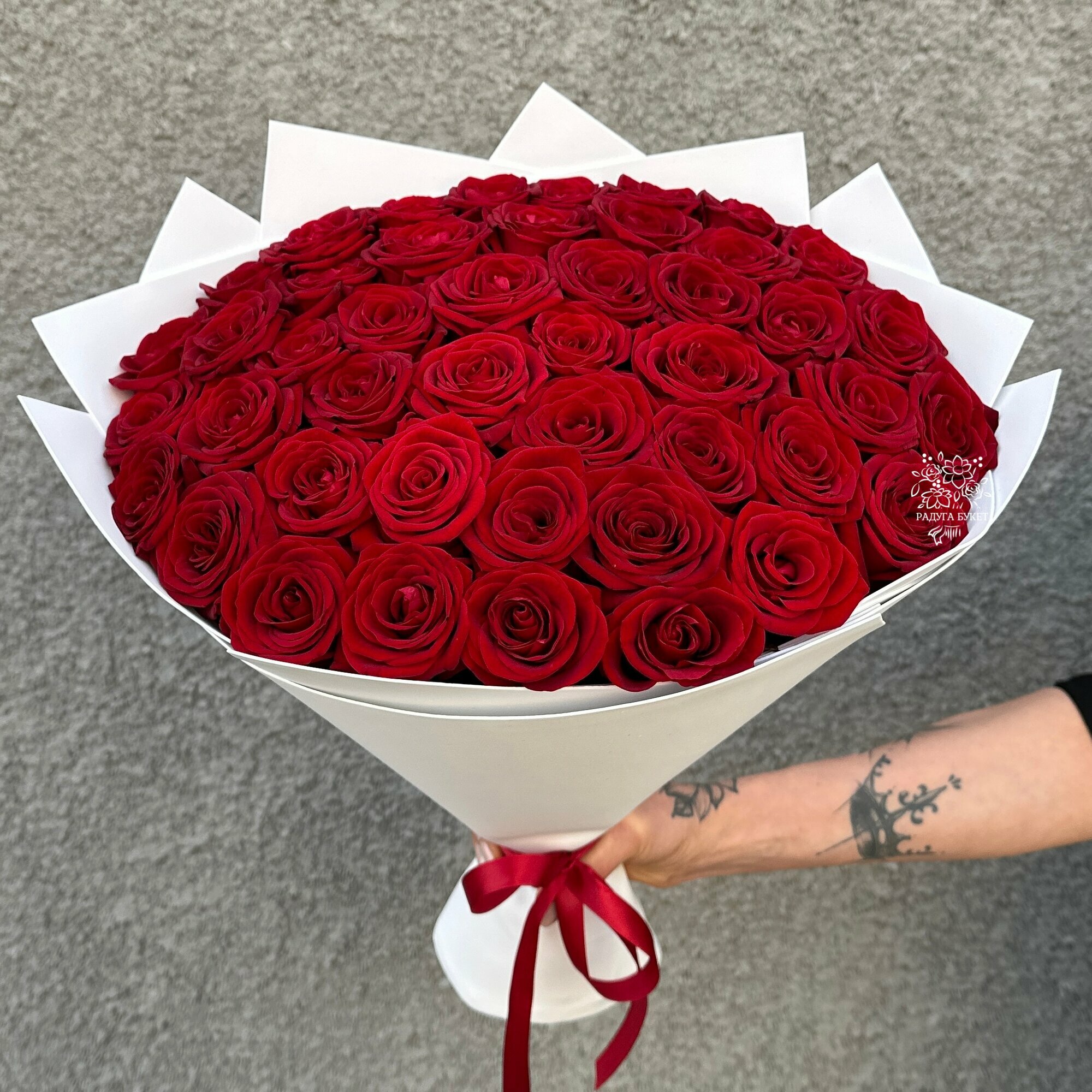 Букет живых цветов из 51 красной розы 50см в упаковке / Радуга Букет