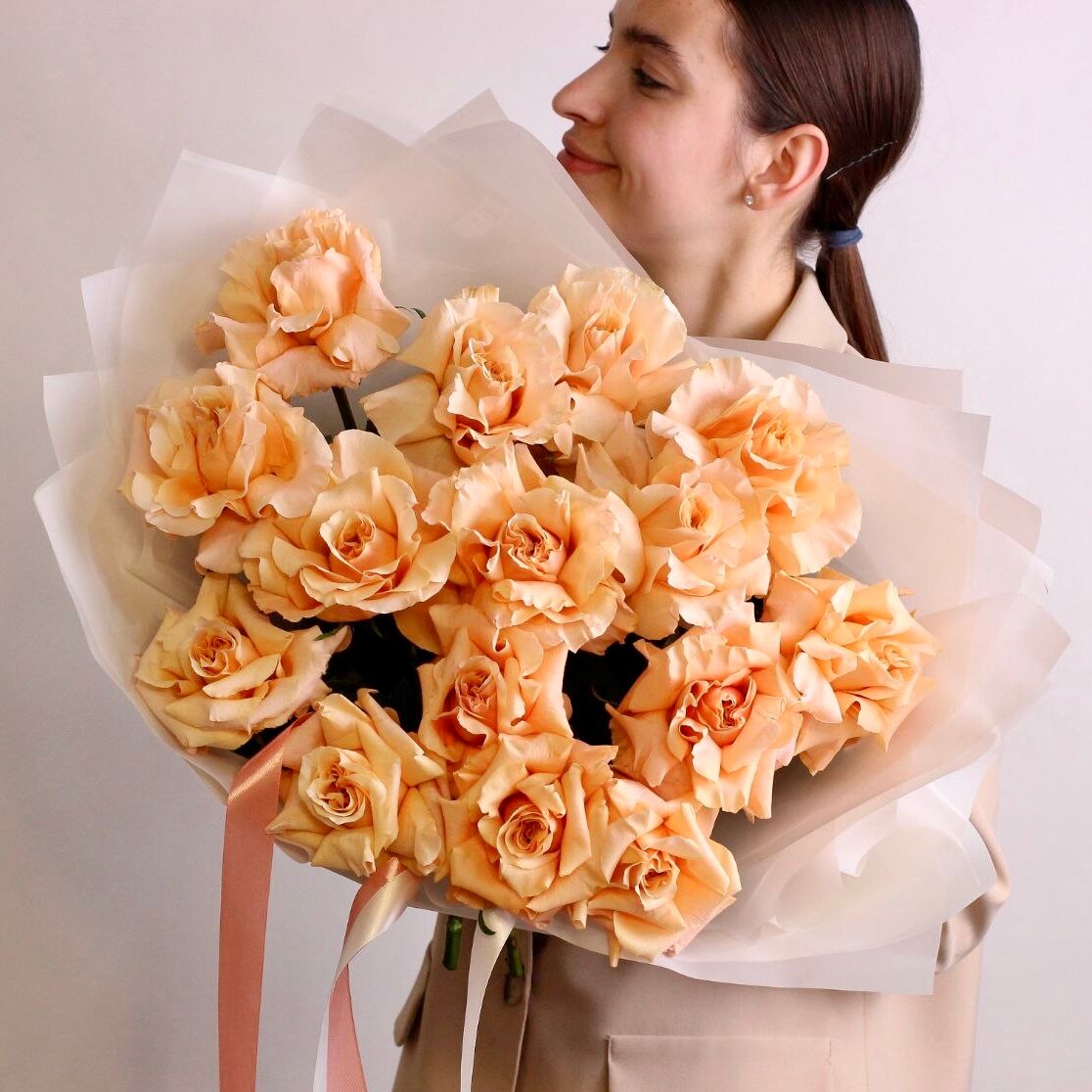 Букет живых цветов от Kimbirly Flowers из одноголовых французских роз Шиммер,15 шт, цвет персиковый, нежный