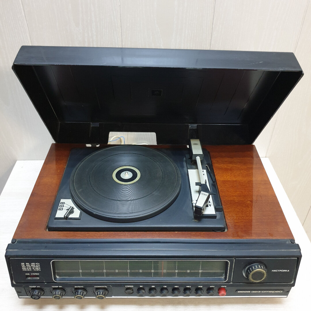 Проигрыватель винила "Вега 323 стерео", СССР. На запчасти, не работает.