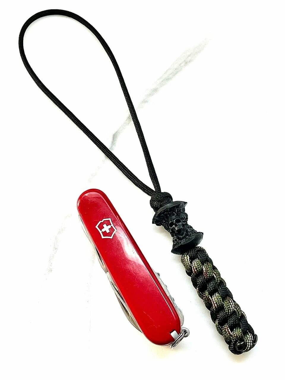 Темляк брелок для ножа с удлиненной петлей "Огрызок с черепами"