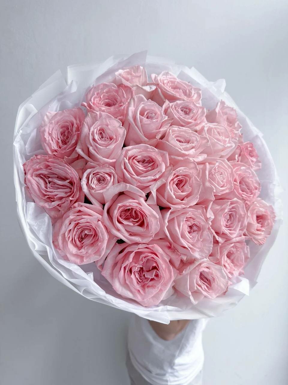 Круглый букет цветов из нежных эквадорских роз Пинк Мондиаль от FlowersGo