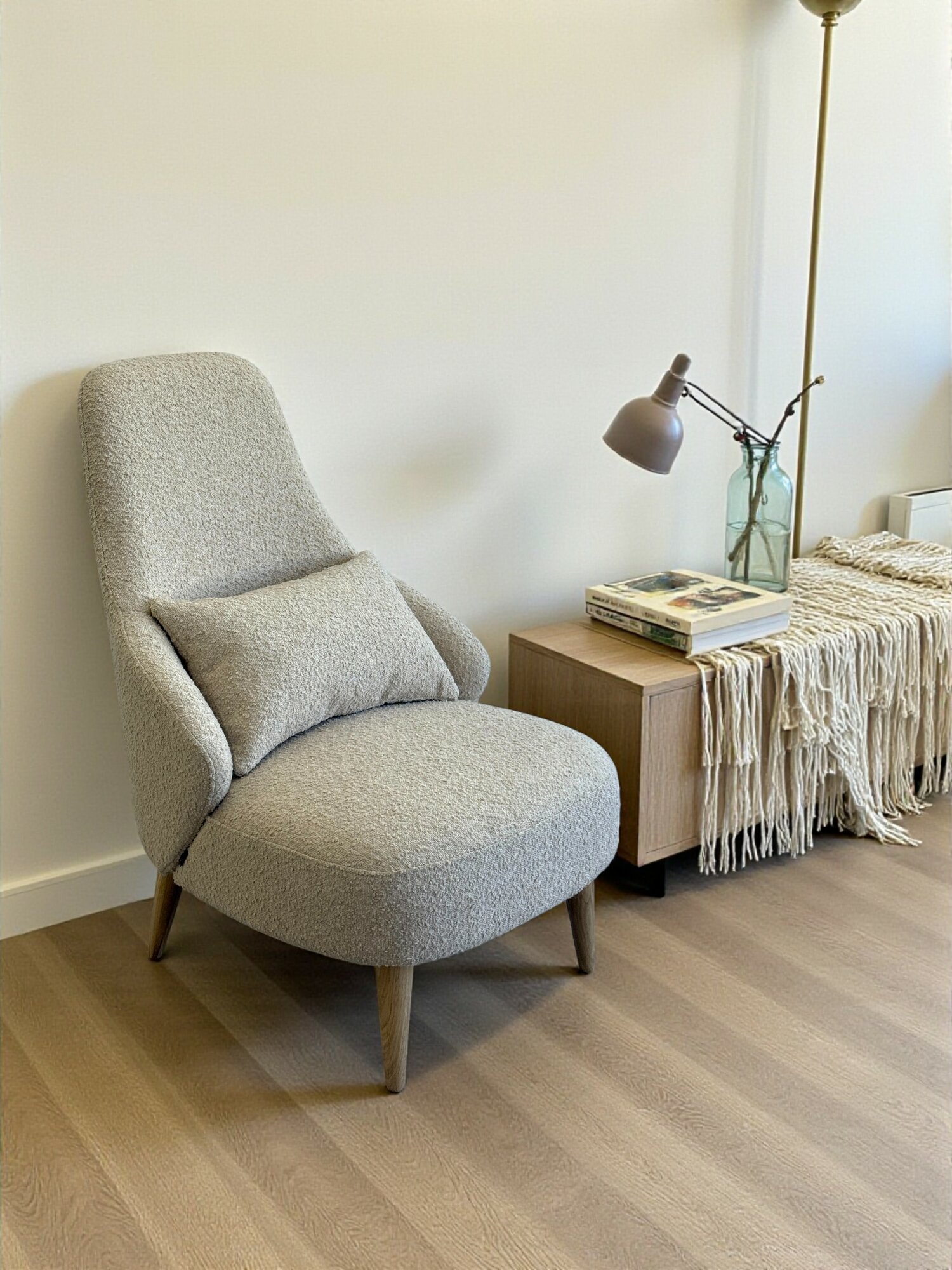 Кресло для дома и отдыха в гостиную с высокой спинкой, бежевое букле на дубовых опорах, Нолан от Bonfico