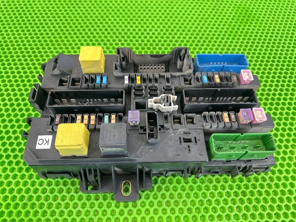 Блок предохранителей салонный Opel Astra GTC H Z16XER 2004 (б/у) 94700787