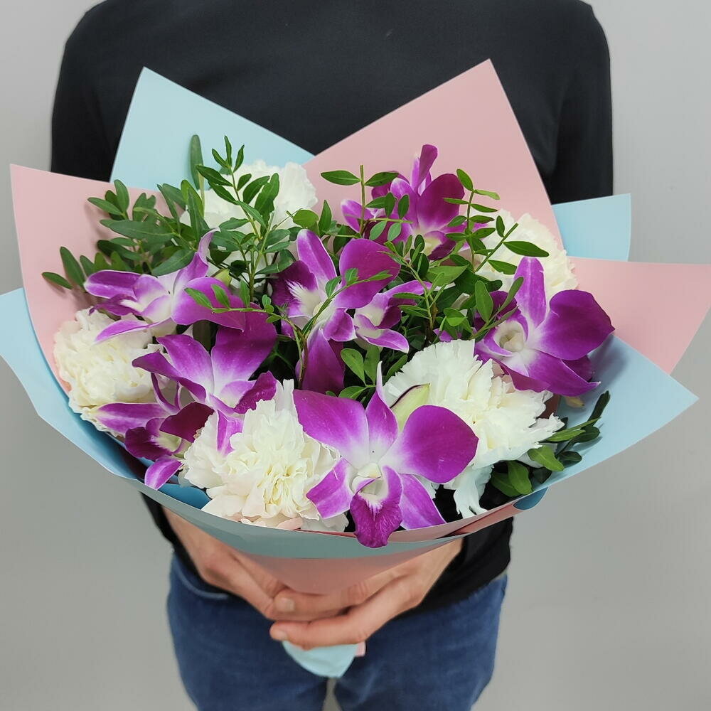 Букет "Розовый акцент", с орхидеей, гвоздикой и зеленью фисташки