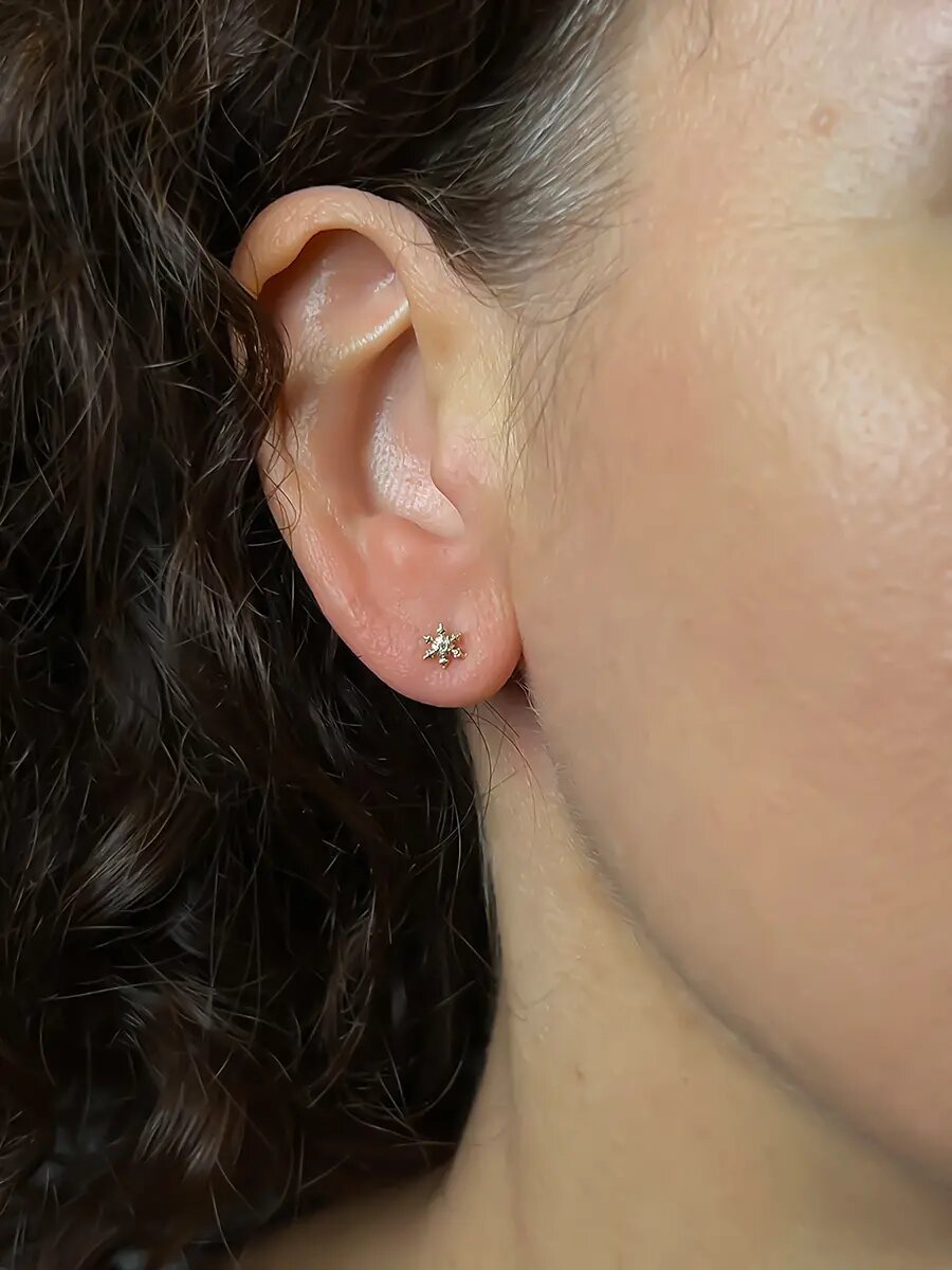 Серьги пусеты, желтое золото, 375 проба, бриллиант