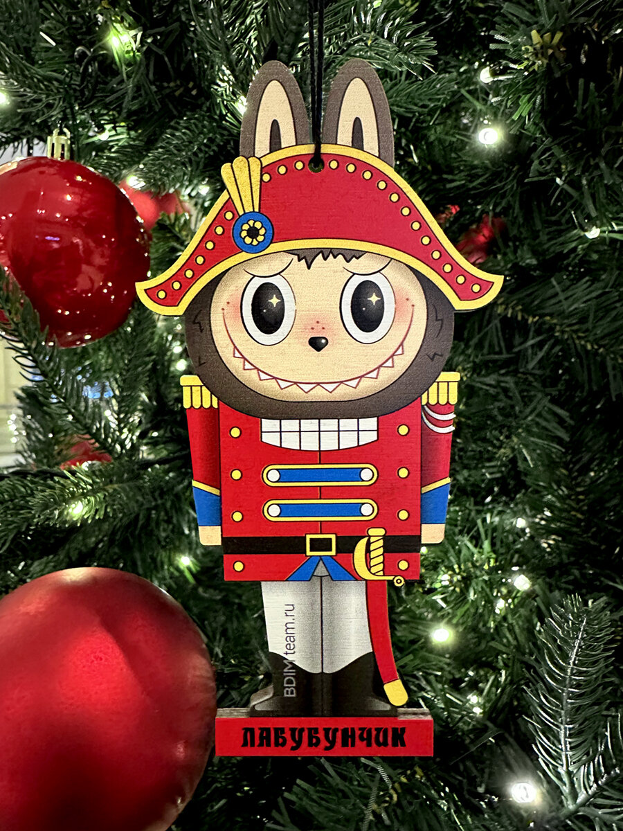 Елочная игрушка "Лабубунчик красный" деревянная