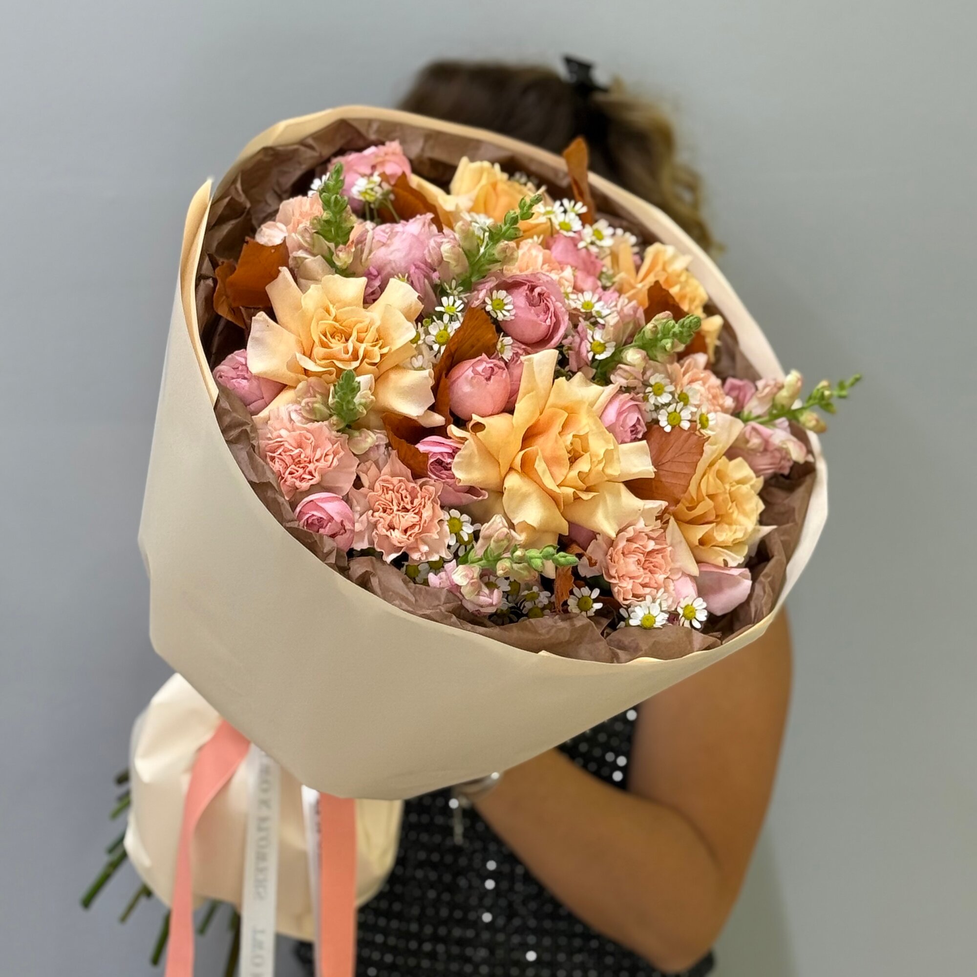 Букет Two K flowers "Карамель", с французской розой и ромашкой