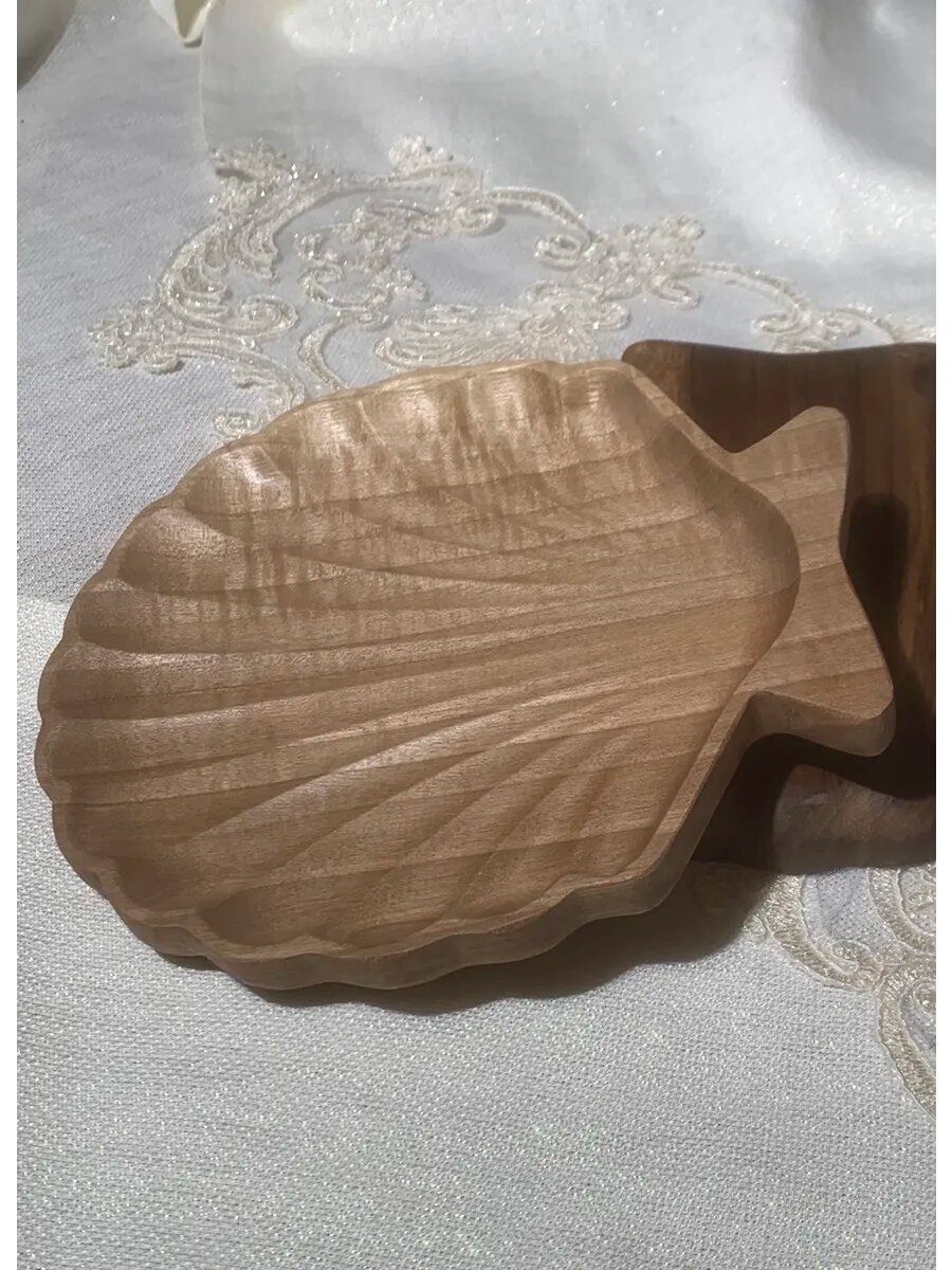 Тарелка деревянная менажница из ореха "Ракушка" 20 х 20 см