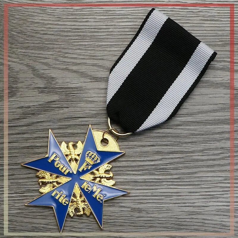 Медаль За заслуги и храбрость с прусским дубовым листом, синим железным крестом Маркса и мальтийским крестом