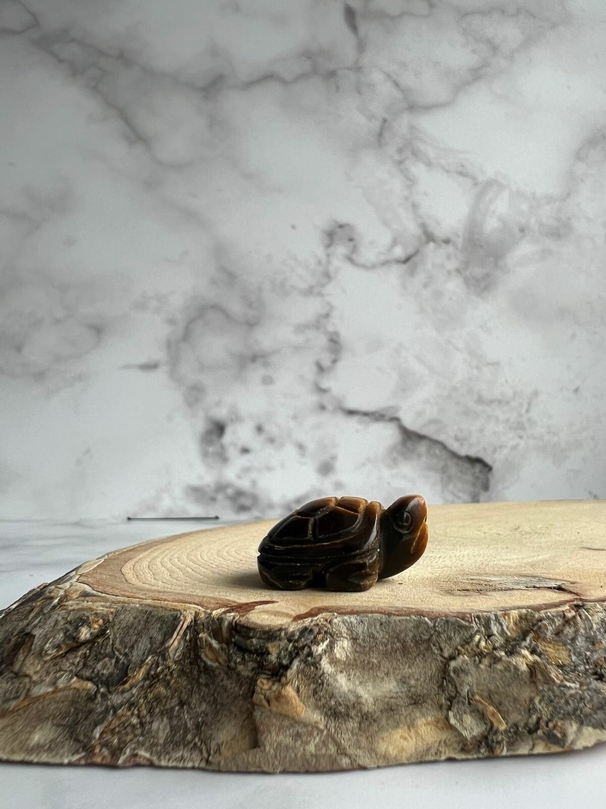 Фигурка-сувенир "Черепашка" из натурального камня тигровый глаз, 28х17 мм.