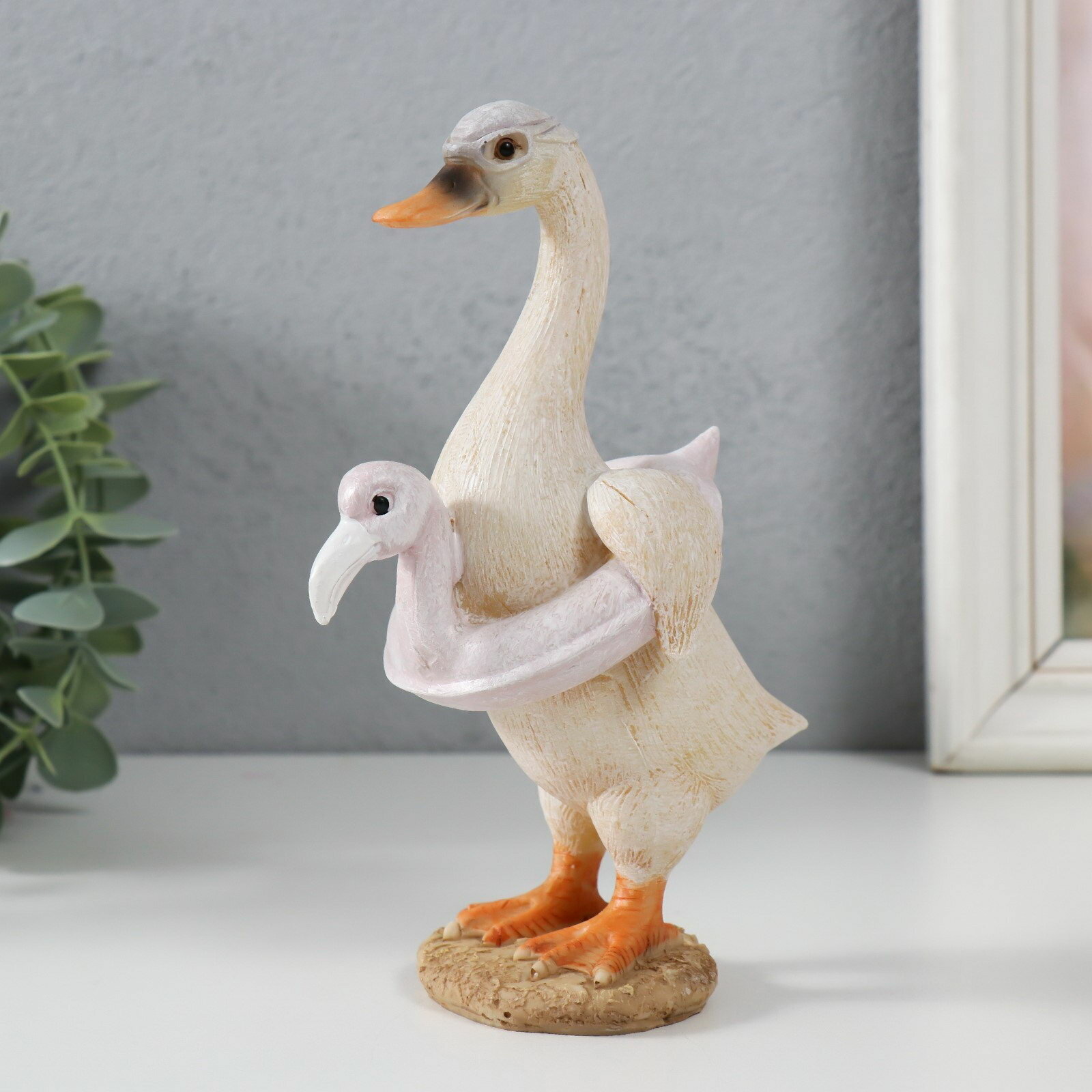 Фигурка полистоун "Гусь в надувном круге: фламинго", 10.5x7.5x16.5 см