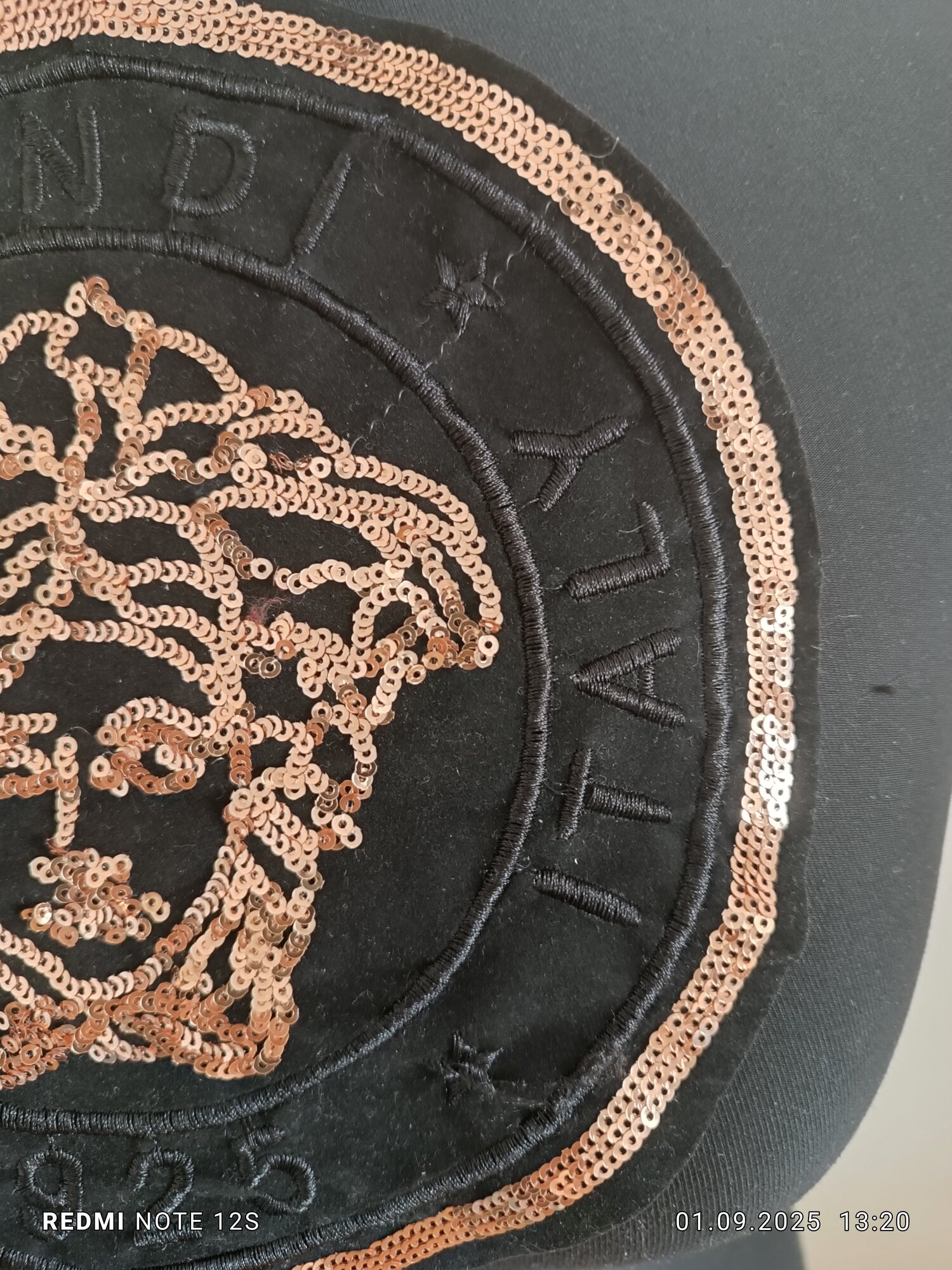 Нашивка коллаборация Fendi и Versace "Солнце", замшевая, диаметр 22см, черная — фото 1