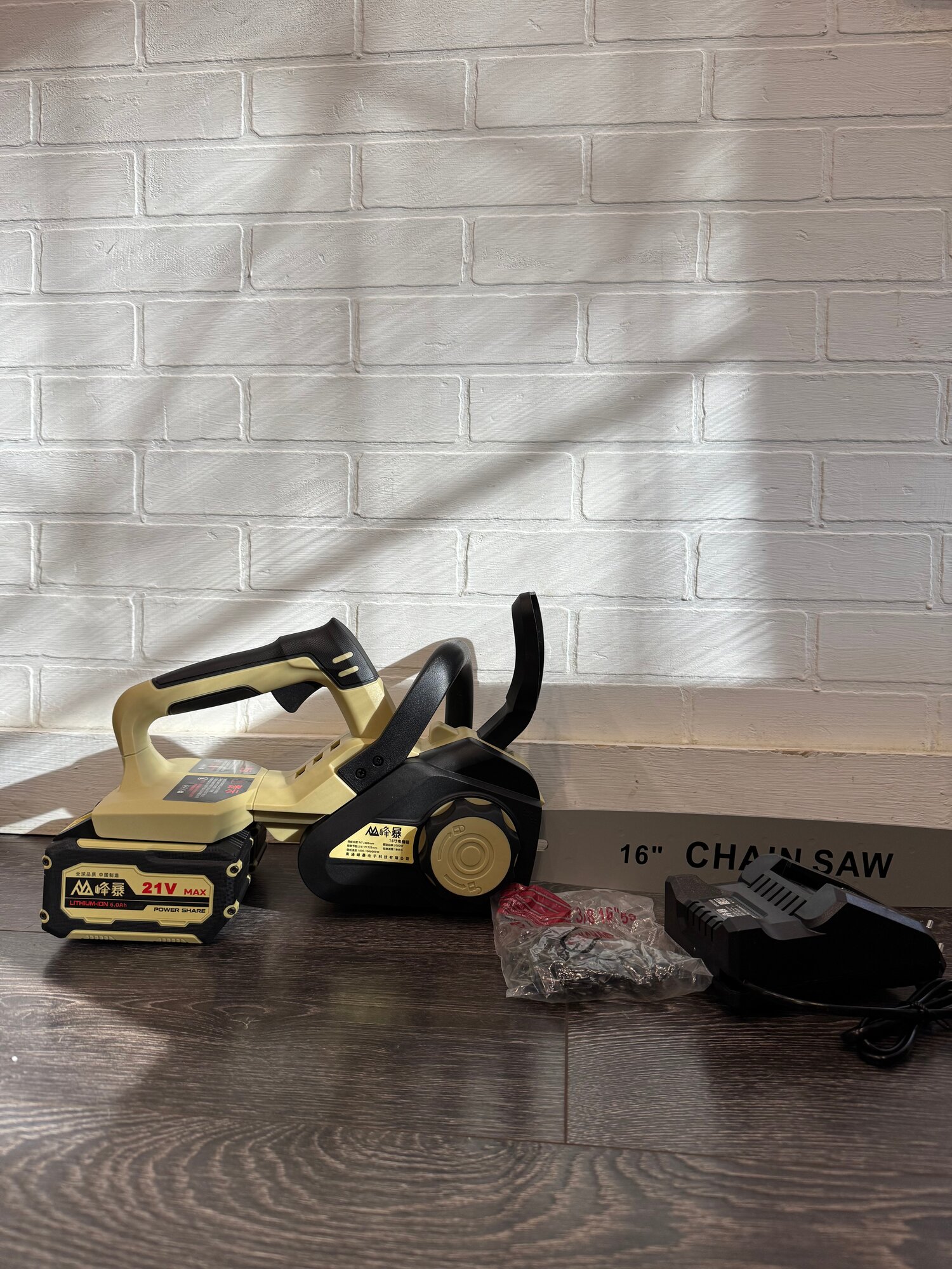 FB 8355B Цепная пила аккумуляторная, 10 000 об/мин, 18 м/с, 2000 Вт, 16 дюймов, 2 АКБ по 6.0Ач, 3/8