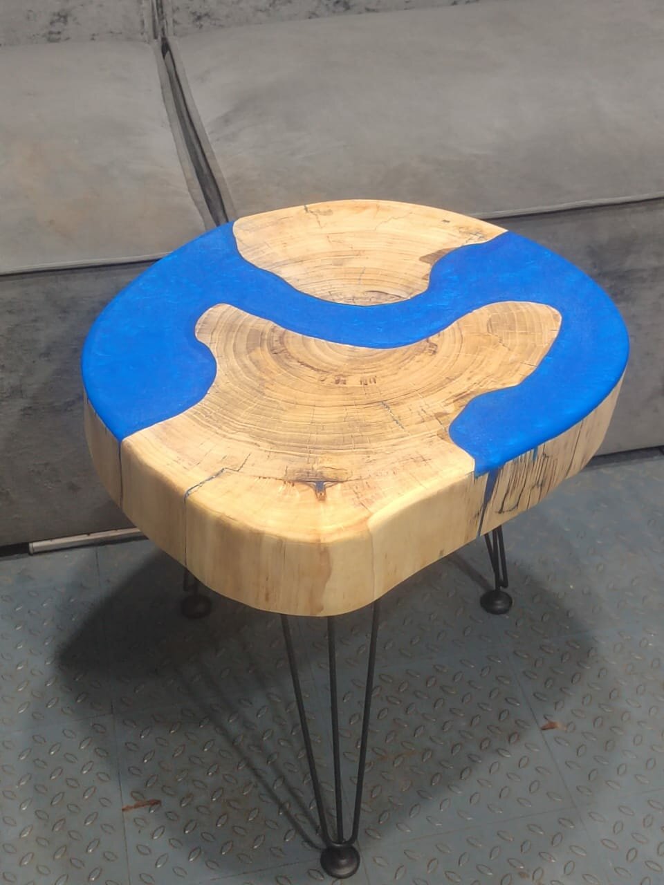 Журнальный стол из эпоксидной смолы и слэба карагача 60x53x45 ART-SLAB