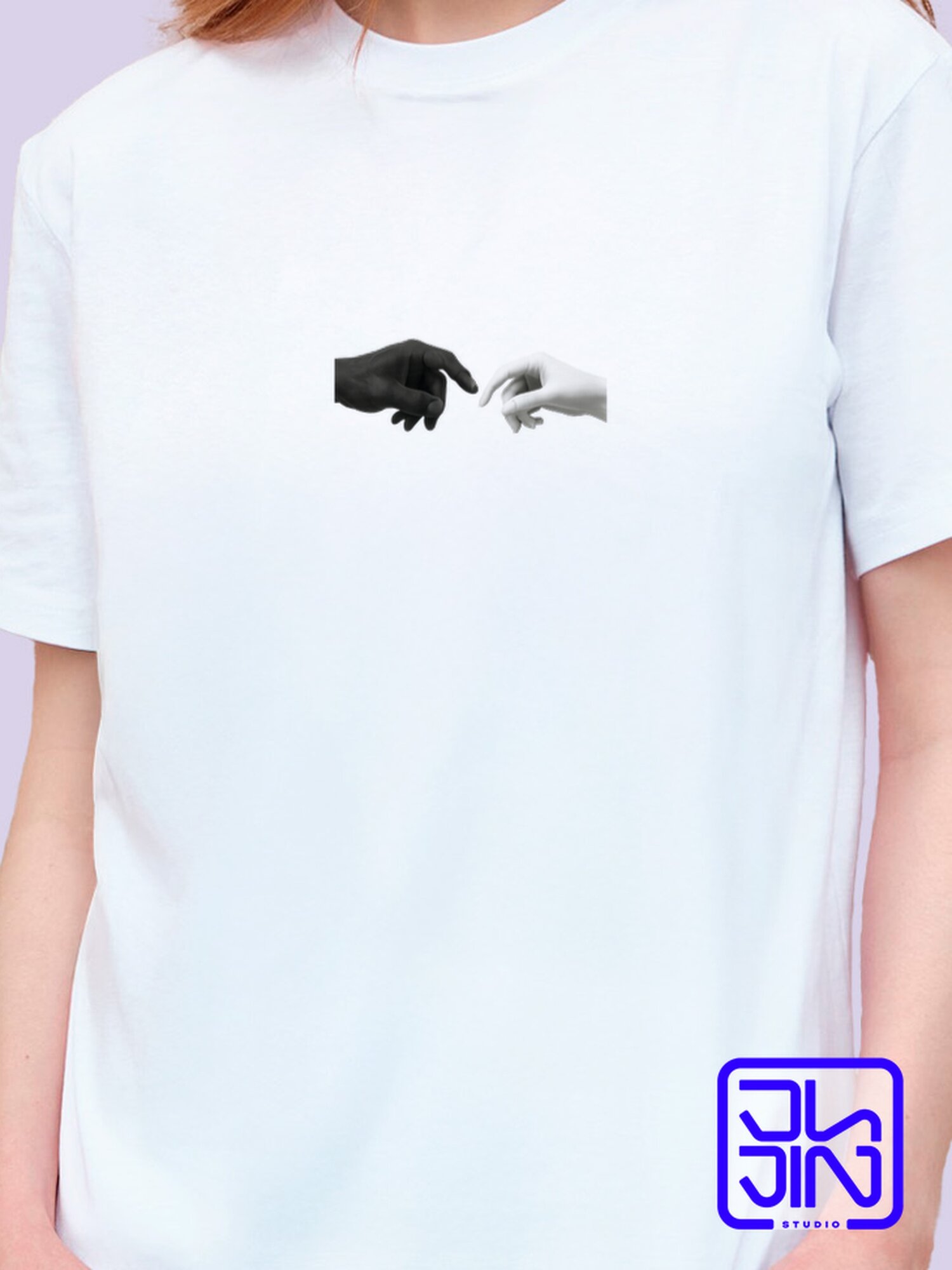 Футболка Jujin Studio классическая женская с авторским принтом Черно-белые минималистичные руки с глубоким смыслом, прикосновение инь янь, белый хлопковый трикотаж с прикольным рисунком на груди