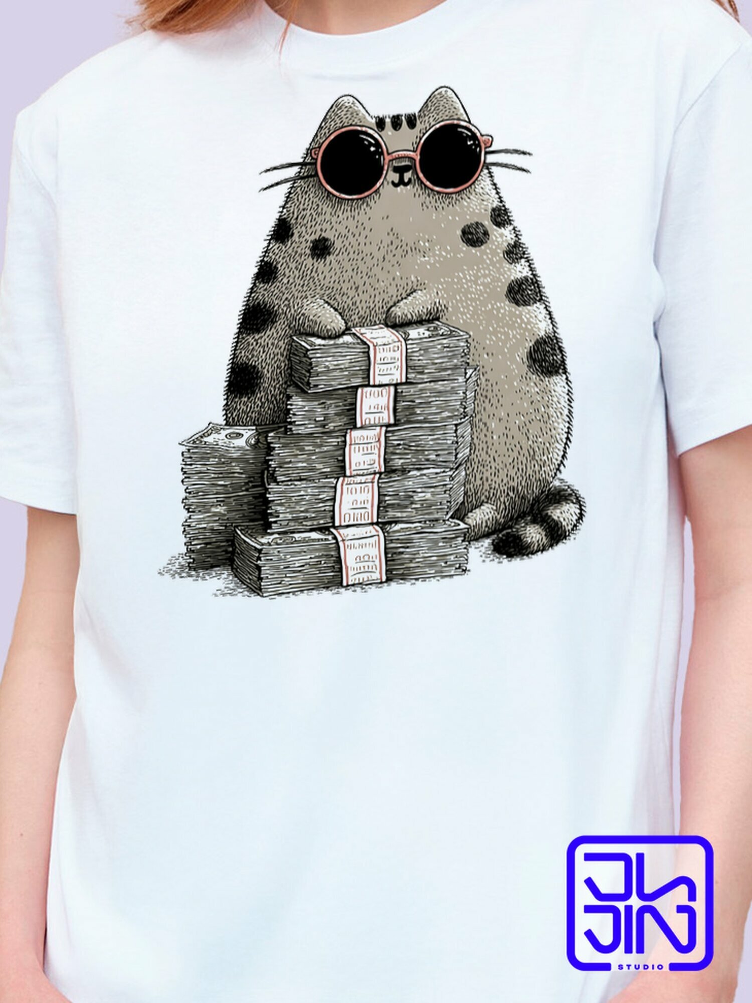 Футболка классическая женская с авторским принтом Кошка смешная, мемная бежевая и черная с очками и пачками денег, белый хлопковый трикотаж с прикольным рисунком на груди