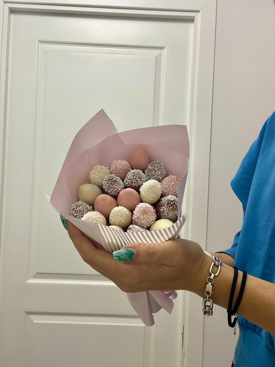 Подарочный букет на годовщину и юбилей Клубника в шоколаде ассорти "Таафеит" Подарок близким Размер XS — (200 гр)