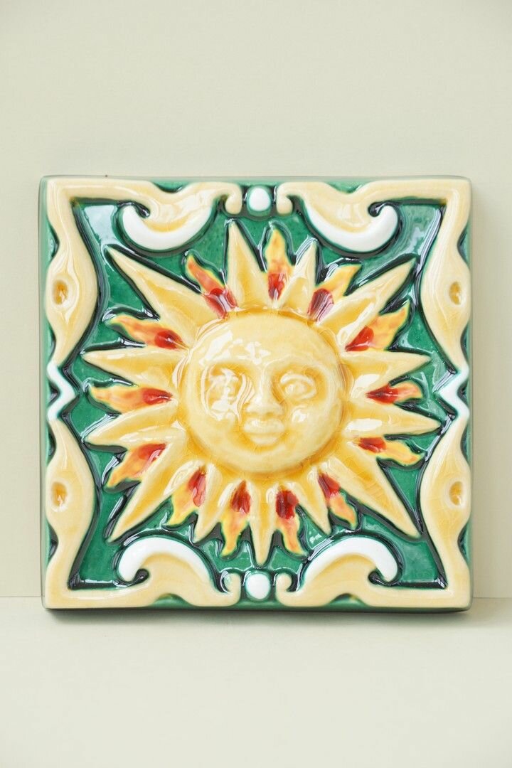 Солнце. Панно, изразец, настенный декор, плакетка. Ярославская майолика. Керамика ручной работы. Сделано в России.