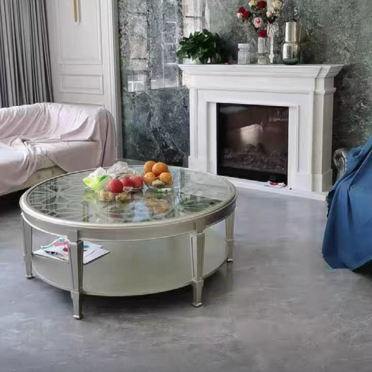 Интерьерный деревянный журнальный стол со стеклянной столешницей во французском стиле Mougon (100 см / серебро)