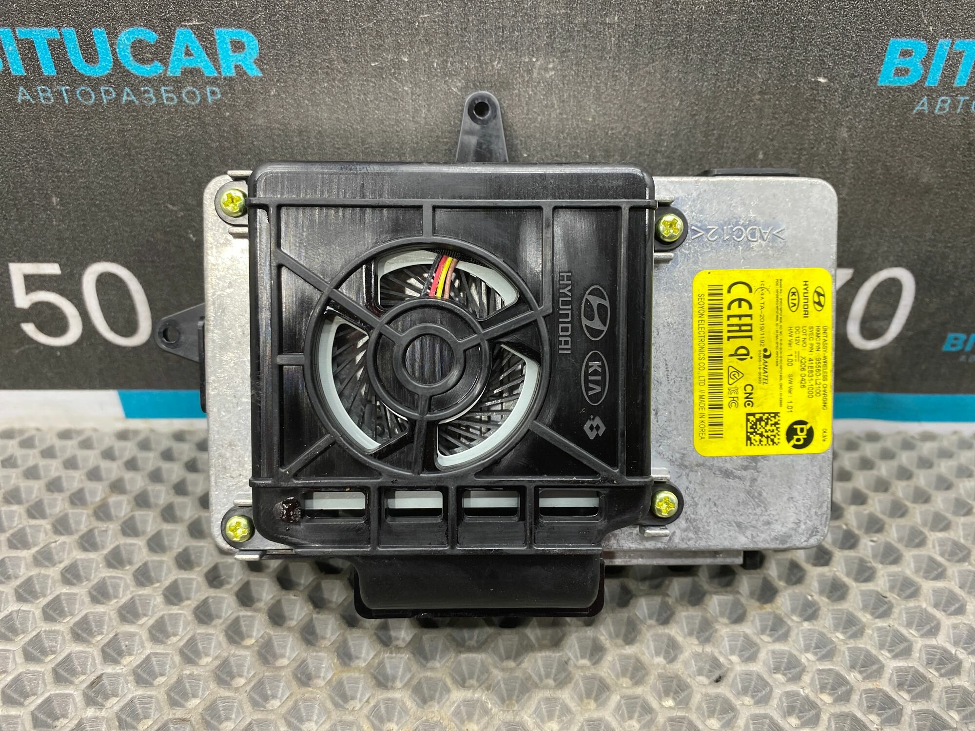 Блок беспроводной зарядки Kia K5 III DL3 (G4KN) 2.5L GDI AT 2020 Седан