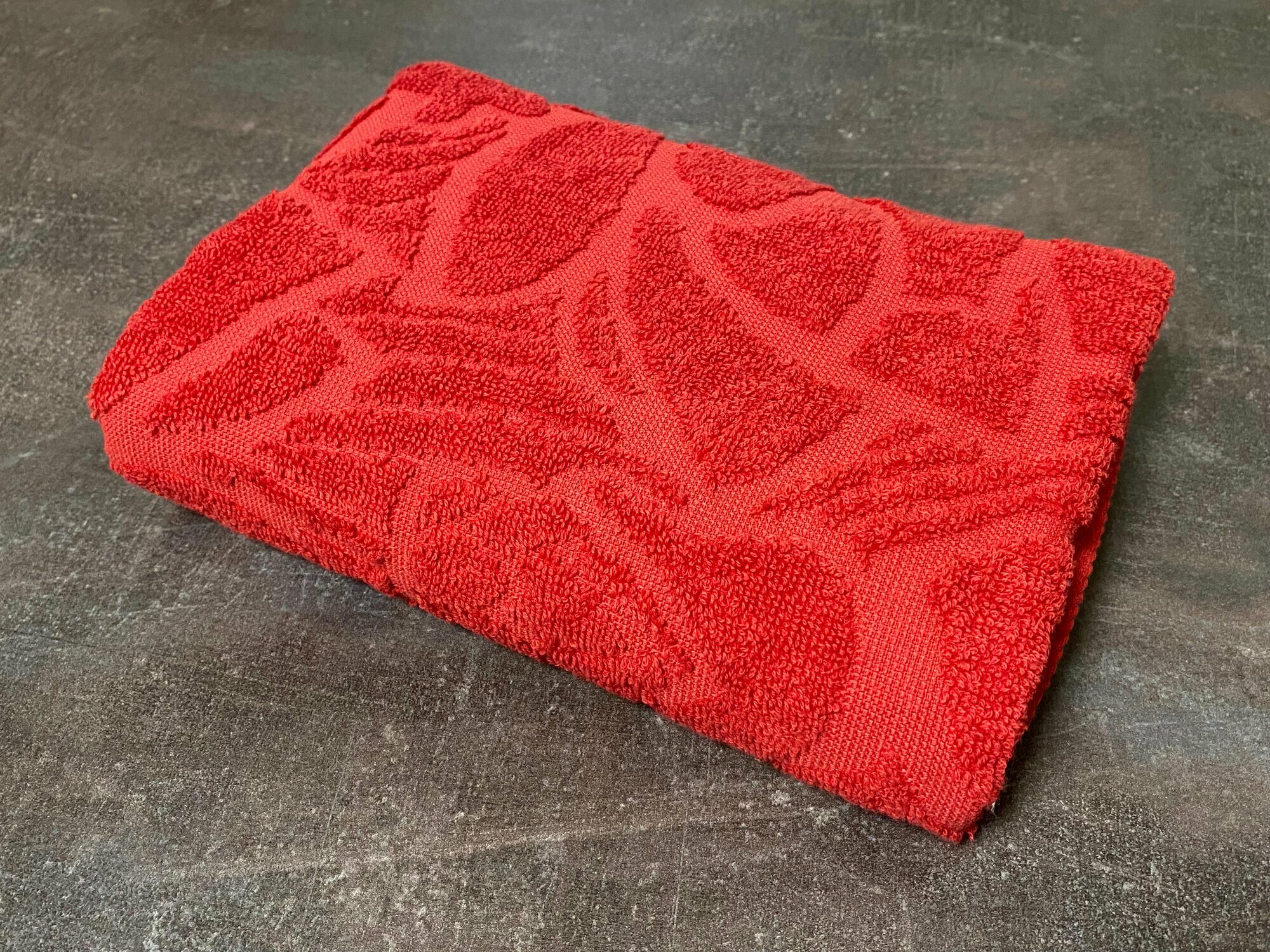 Полотенце Махровое в подарок женщине, маме, бабушке, сестре на 8 марта, на День рождения "Водяные лилии" Красное 45х90 см