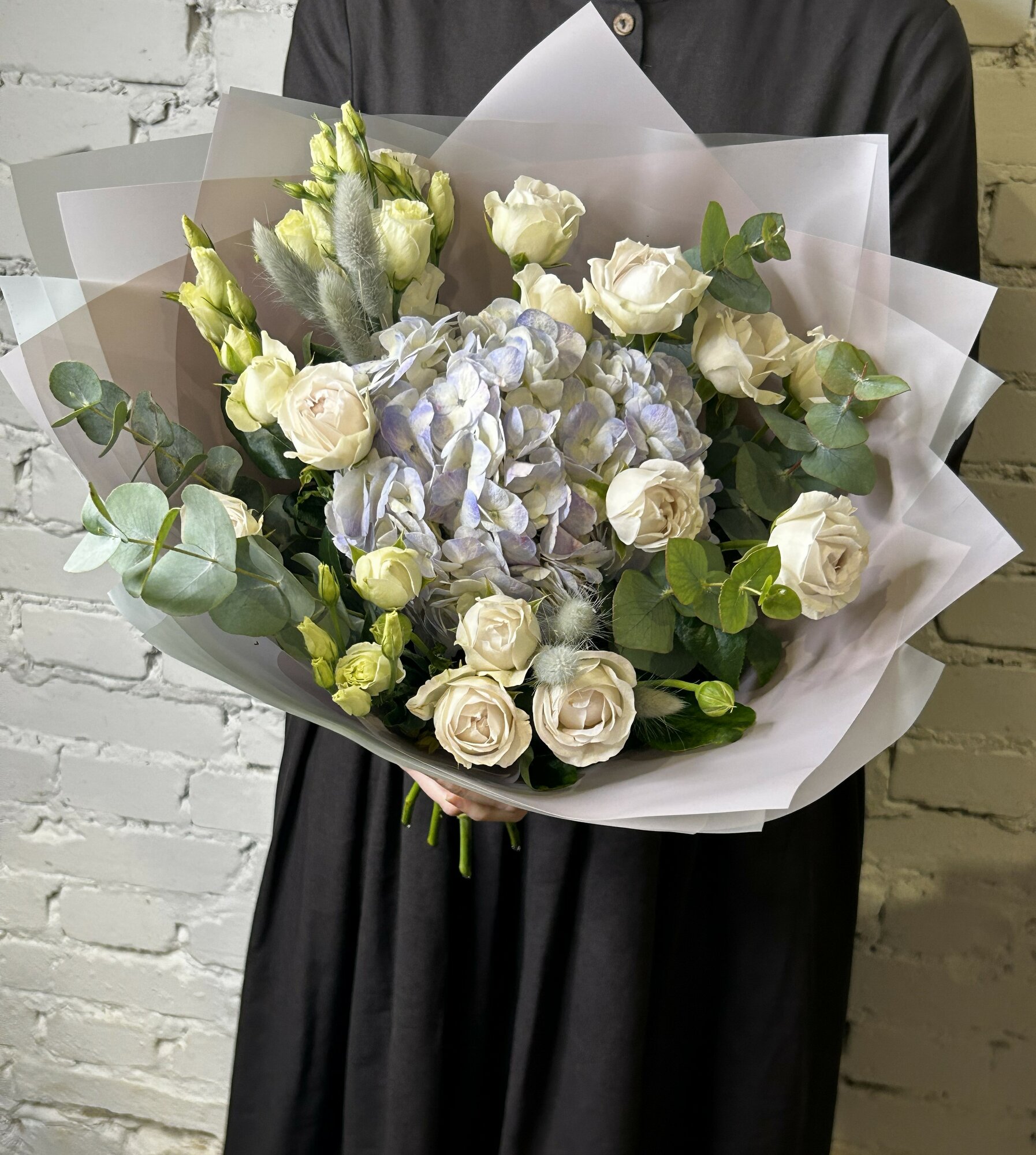 Букет "Гортензии", гортензия, кустовая роза, эвкалипт, дизайнерская упаковка