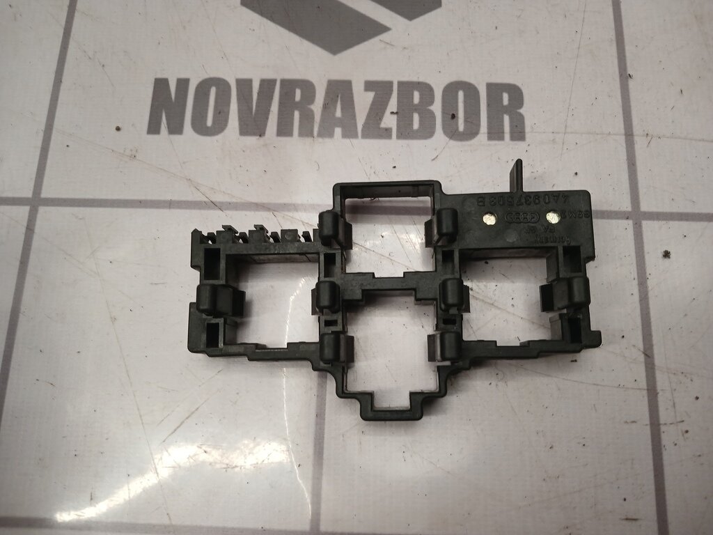 Кронштейн (сопут. товар) Audi A6 (C4) 1994-1997