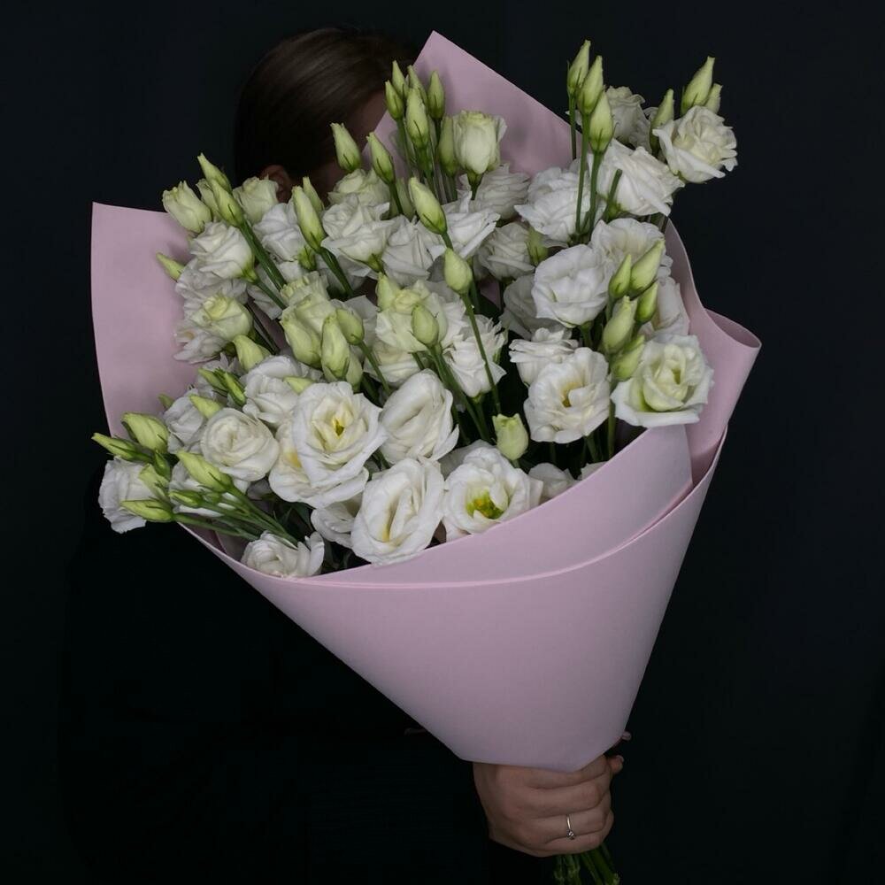 Монобукет с белой, стойкой эустомой в розовом фоамиране "Ваша светлость"