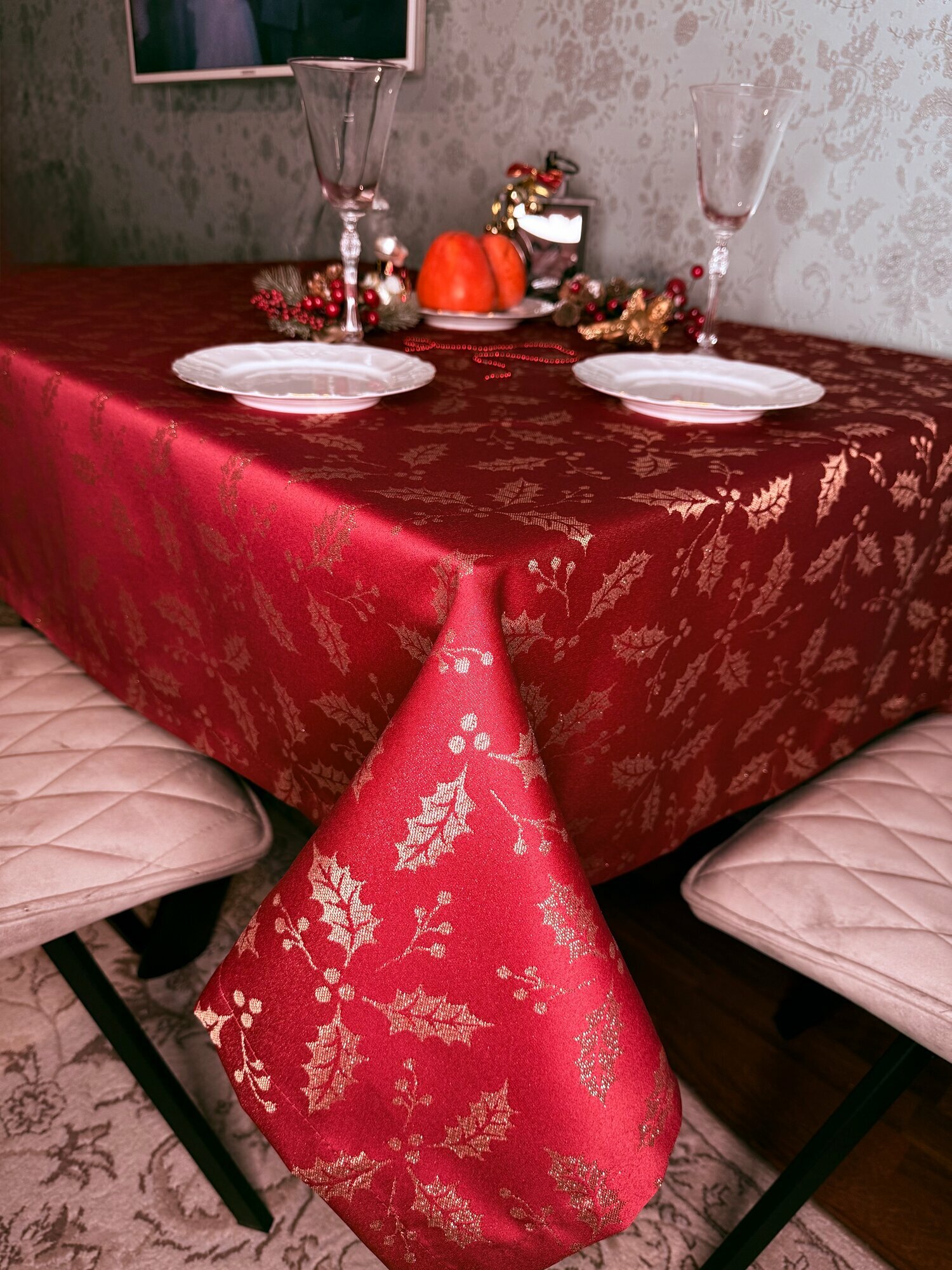 Скатерть новогодняя двусторонняя 150*150см Золотые листья на бордовом