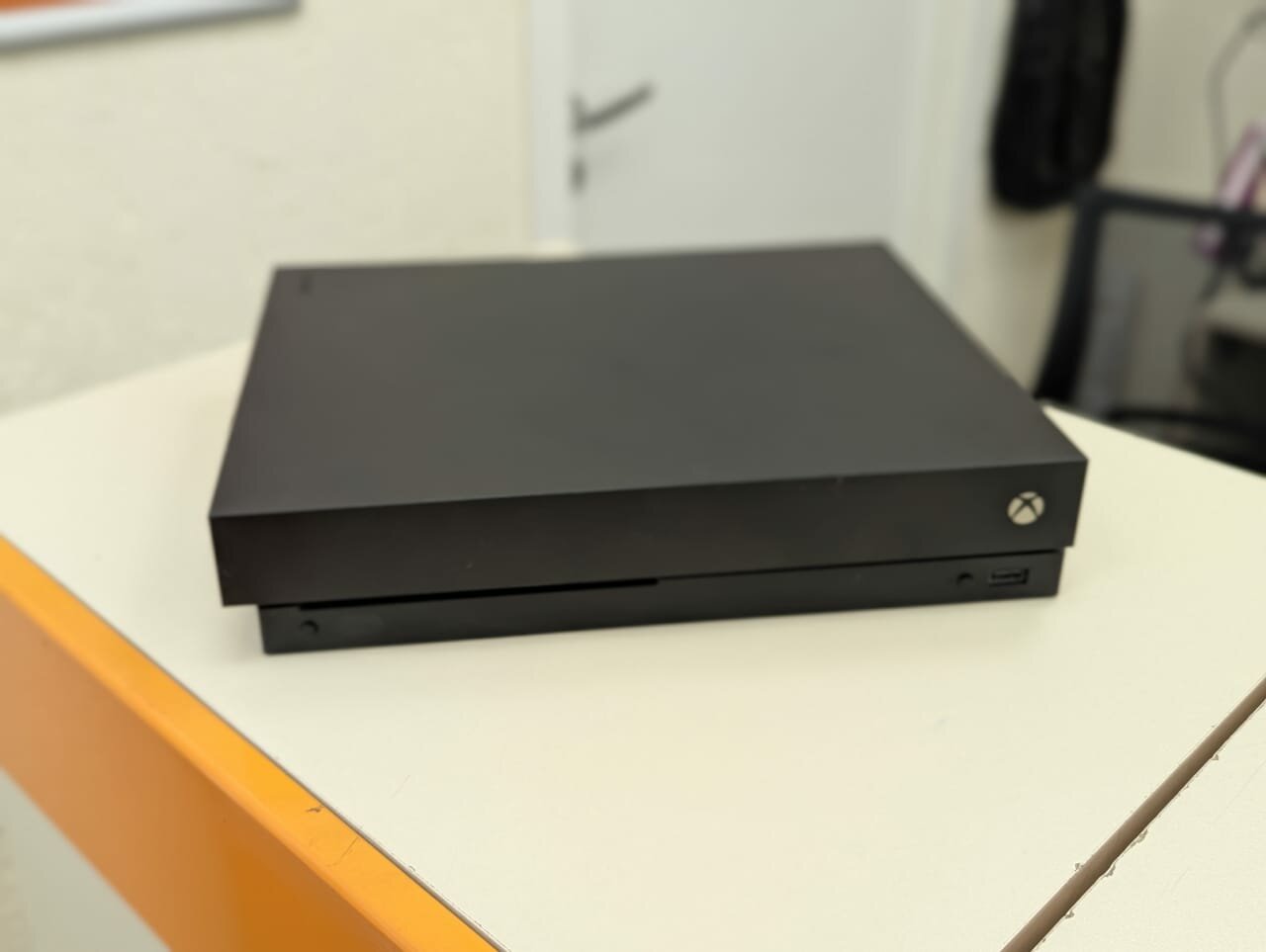 Игровая приставка Microsoft Xbox One X, 1Tb, Black, без коробки. б/у ,уценка