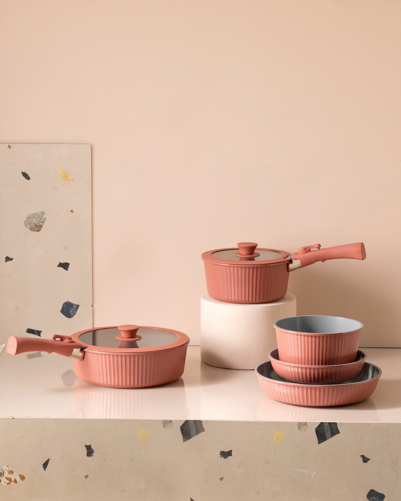 Набор кастрюль со сковородками с крышкой, 5 шт. Состав:100% Алюминий. Размер:20X26X26X18X20CM. Цвет: Красный/BENARD