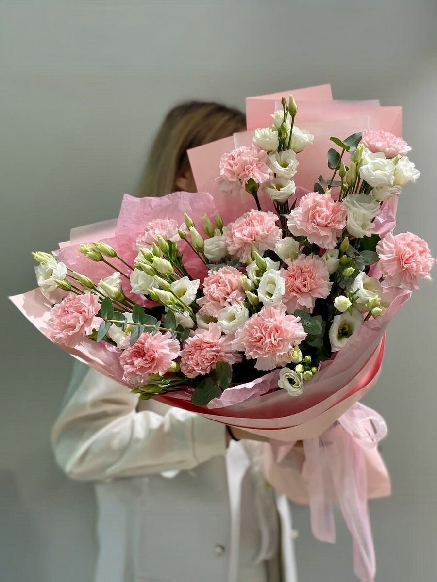 Нежный букет из эустом, диантусов и эвкалипта