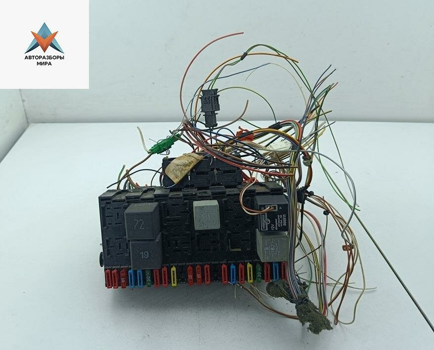 Блок предохранителей Volkswagen Passat B3 1993 357937039
