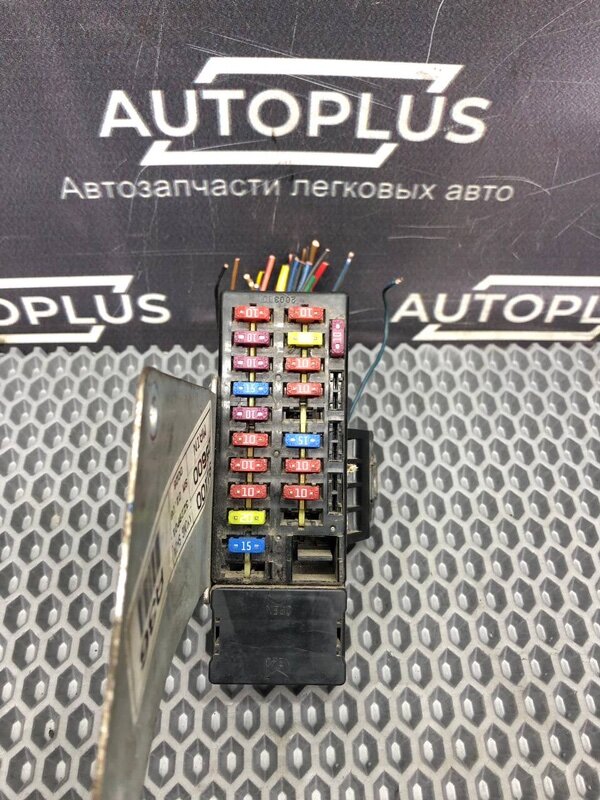 Блок предохранителей салонный