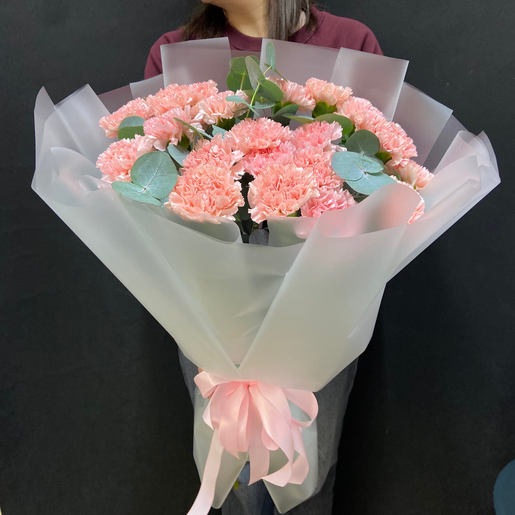 21 гвоздика / Букет из 21 розовой сортовой гвоздики с эвкалиптом