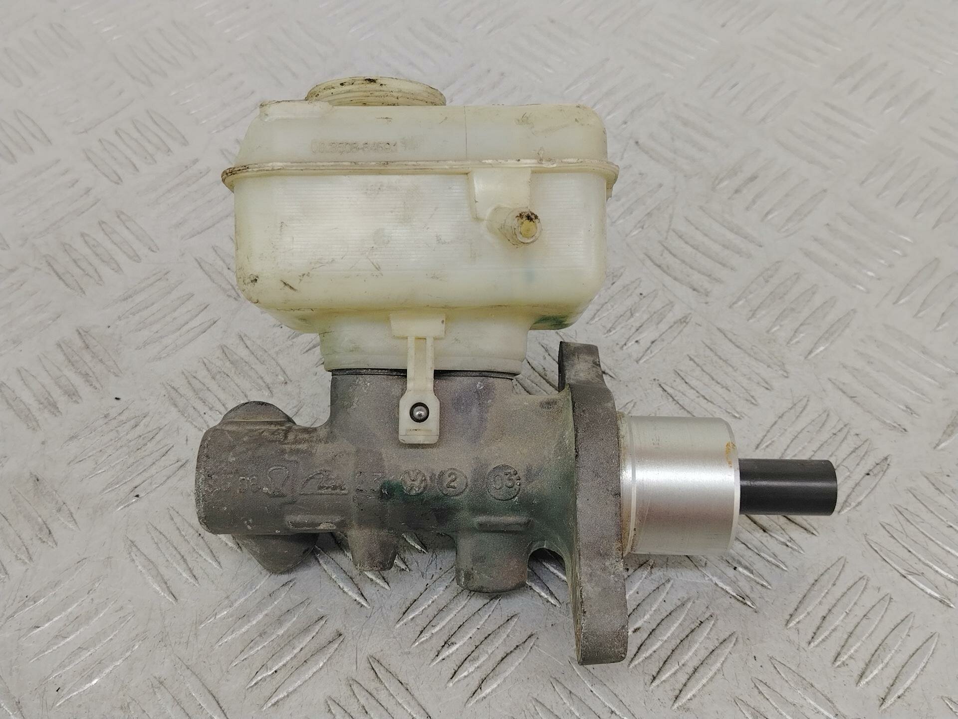 Главный тормозной цилиндр Volkswagen Golf 4 (1997 - 2006) 1J1611301B