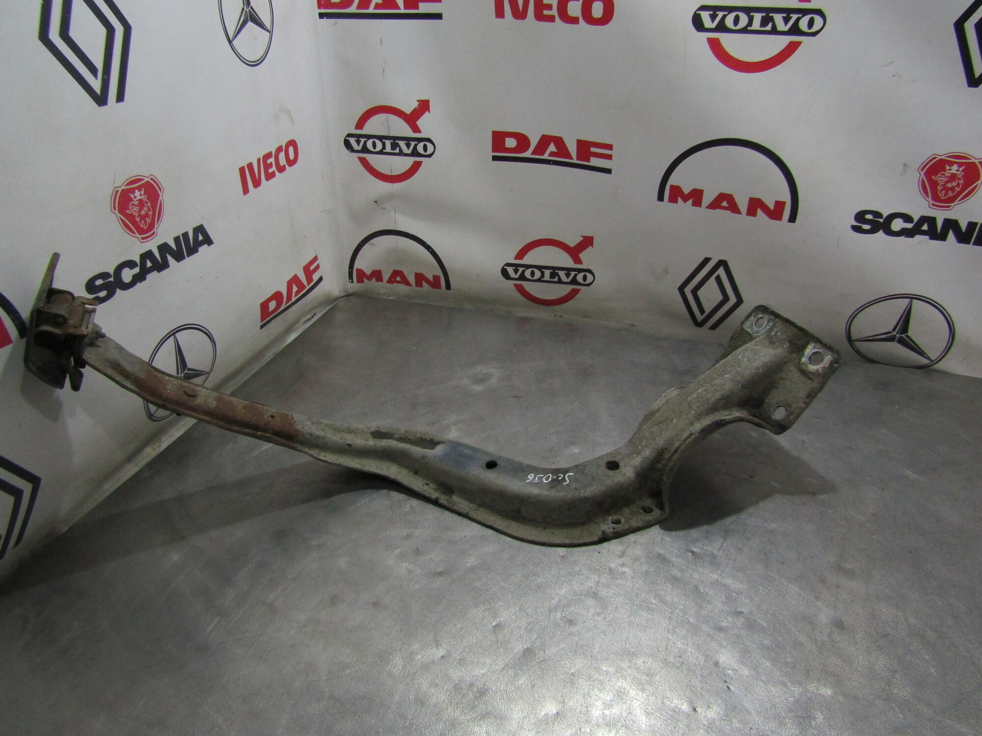 Кронштейн крыла передней оси справа Scania P, G, R