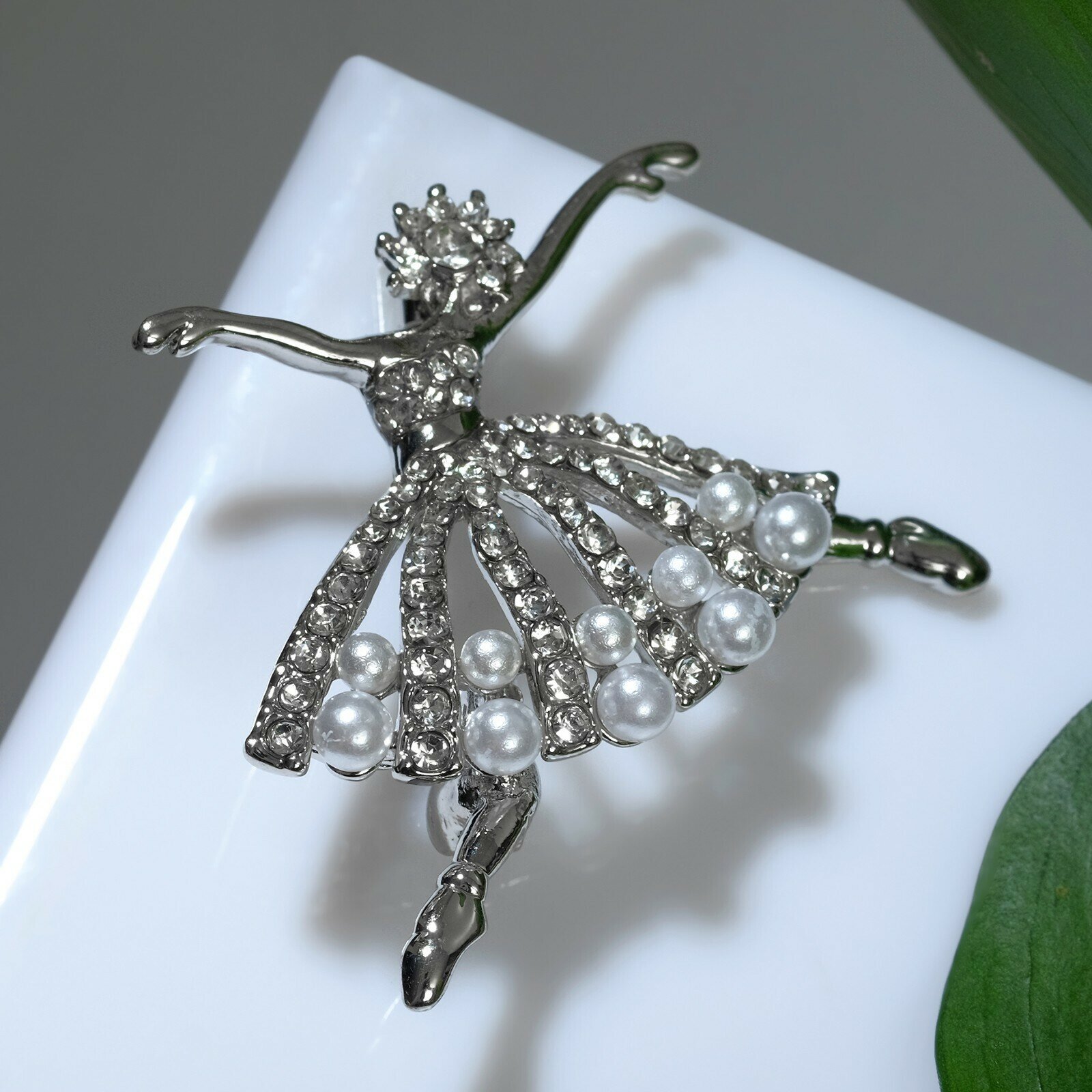 Брошь, жемчуг имитация, стразы