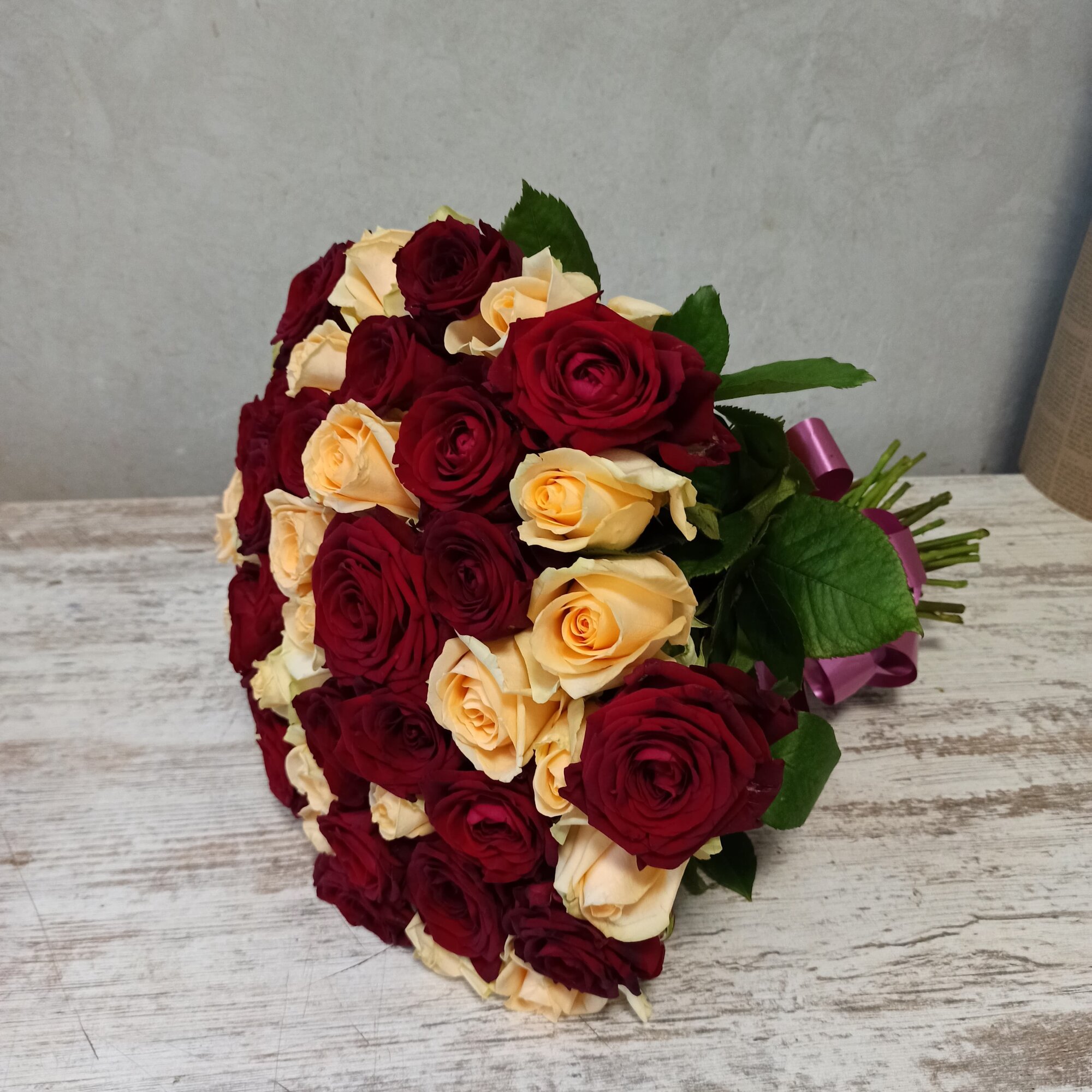 Живые цветы микс букет из 51 красно-персиковой розы высотой 40 см "Безграничность"