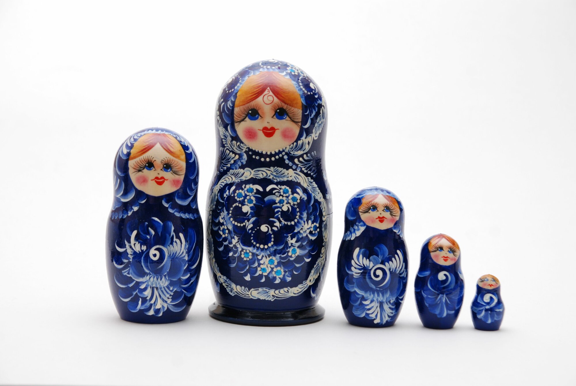 Традиционная авторская матрешка с синими и белыми цветами из пяти мест, высота первой 17см
