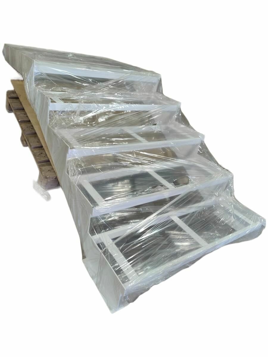 Лестница-крыльцо 4 ступени с площадкой, без ДПК, без ограждения.