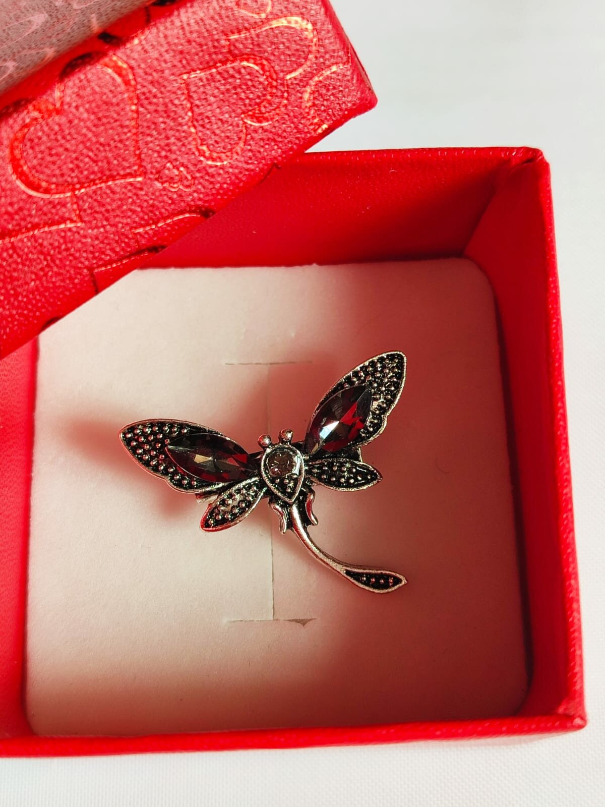 Брошь, стразы