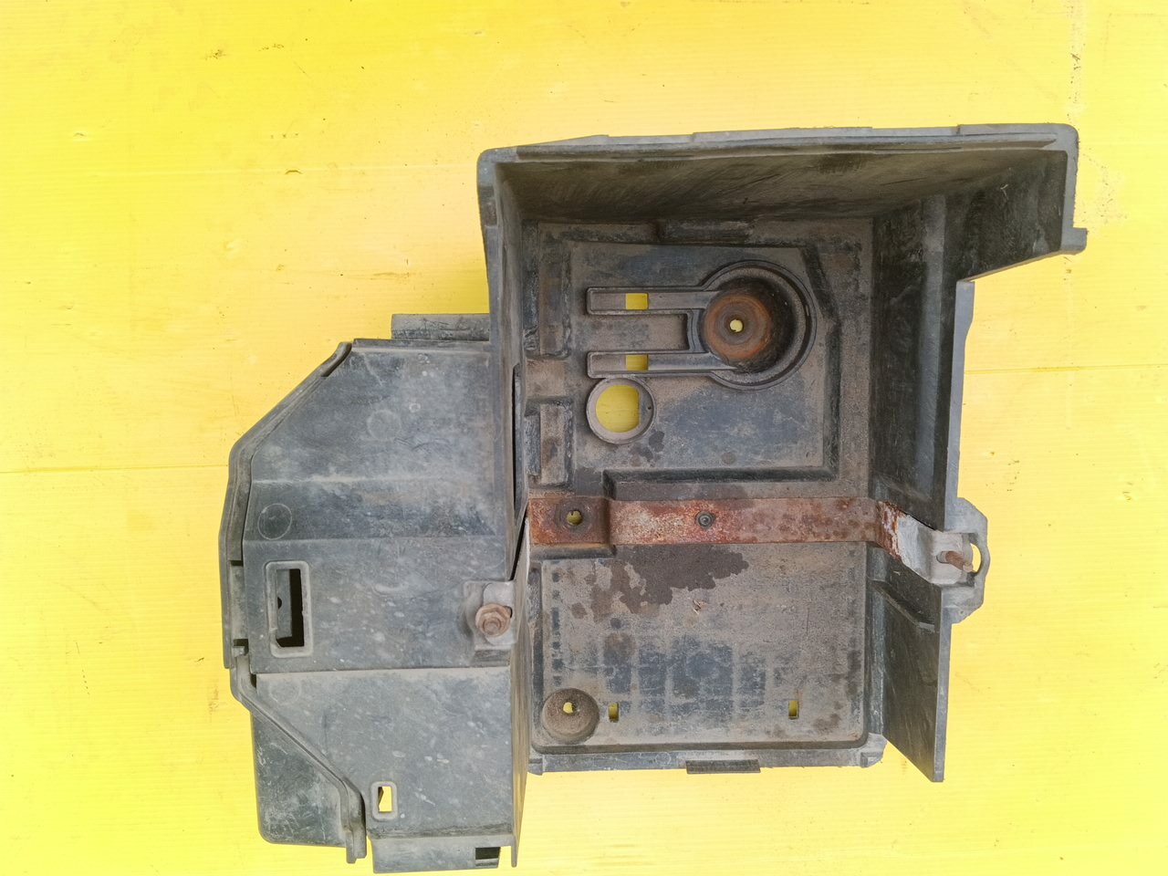 Ford C-MAX Крепление аккумулятора